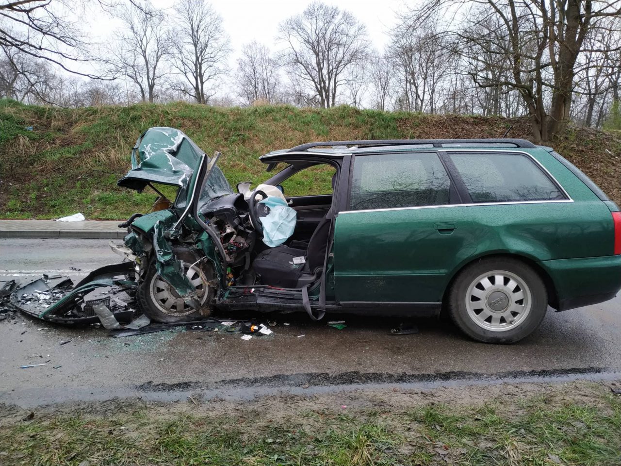 Czołowe zderzenie audi z toyotą. Trzy osoby ranne (zdjęcia) : Lublin112 ... Czołowe zderzenie audi z toyotą. Trzy osoby ranne (zdjęcia) : Lublin112 ...