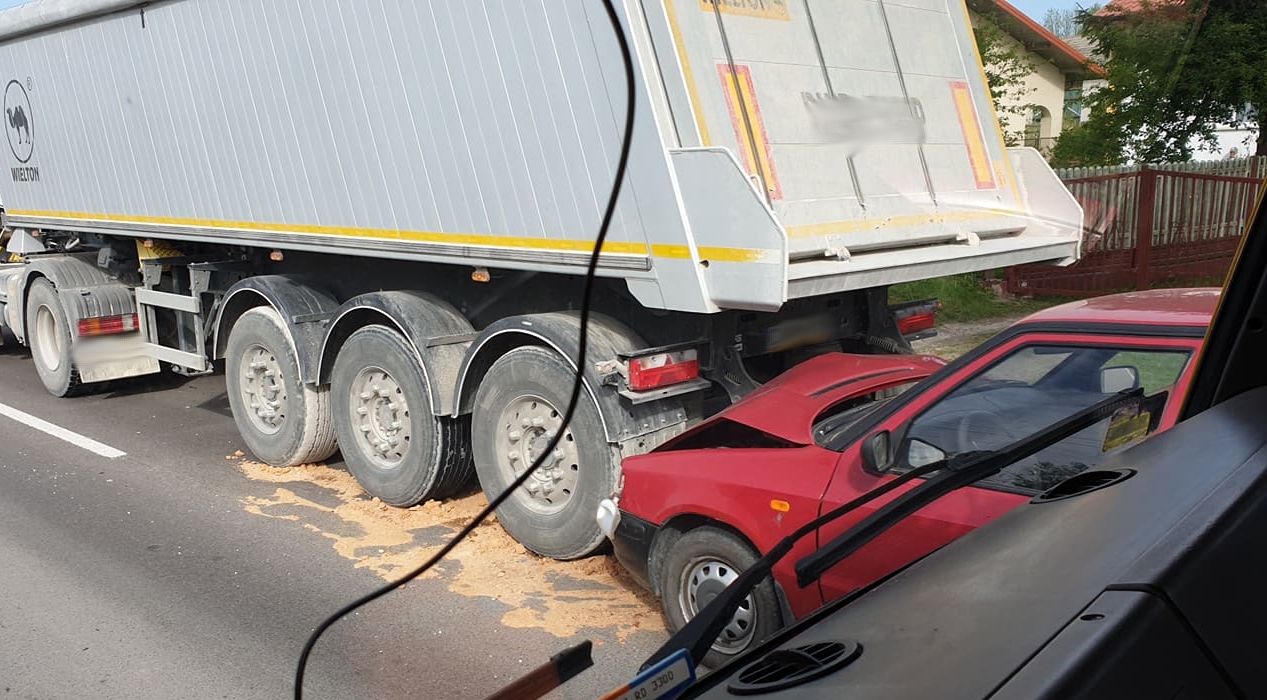 Zderzenie pojazdu osobowego z ciężarowym na krajowej 74 (zdjęcia ... Zderzenie pojazdu osobowego z ciężarowym na krajowej 74 (zdjęcia ...