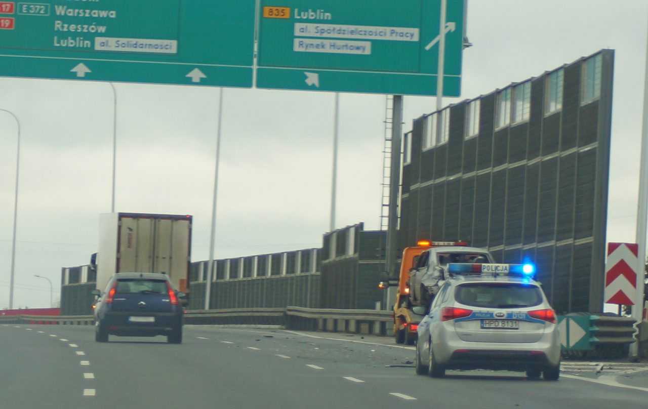 Zderzenie pojazdu osobowego z ciężarówką na obwodnicy Lublina ... Zderzenie pojazdu osobowego z ciężarówką na obwodnicy Lublina ...