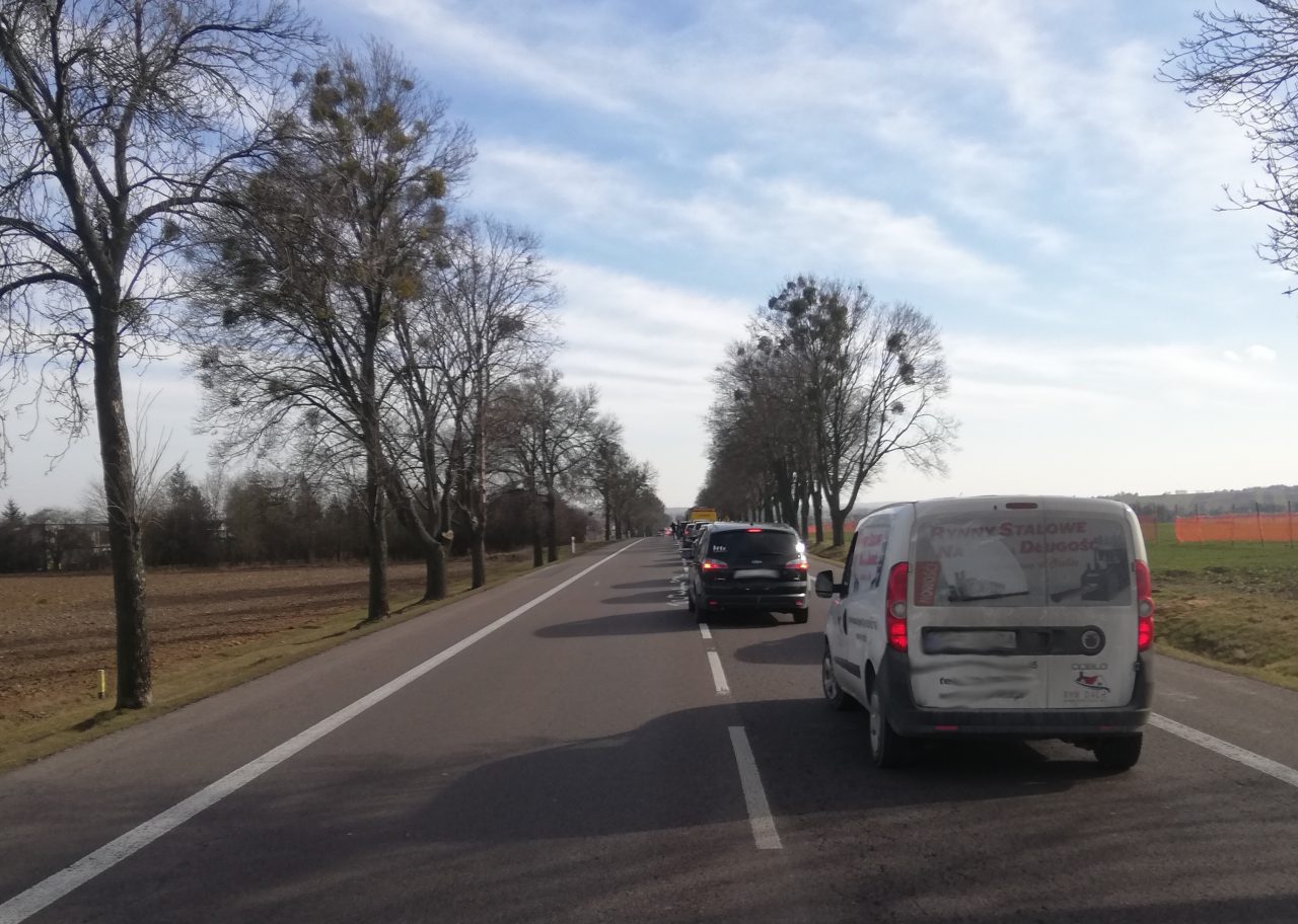 Zablokowana droga krajowa nr 17 po wypadku. Wprowadzono objazdy ... Zablokowana droga krajowa nr 17 po wypadku. Wprowadzono objazdy ...