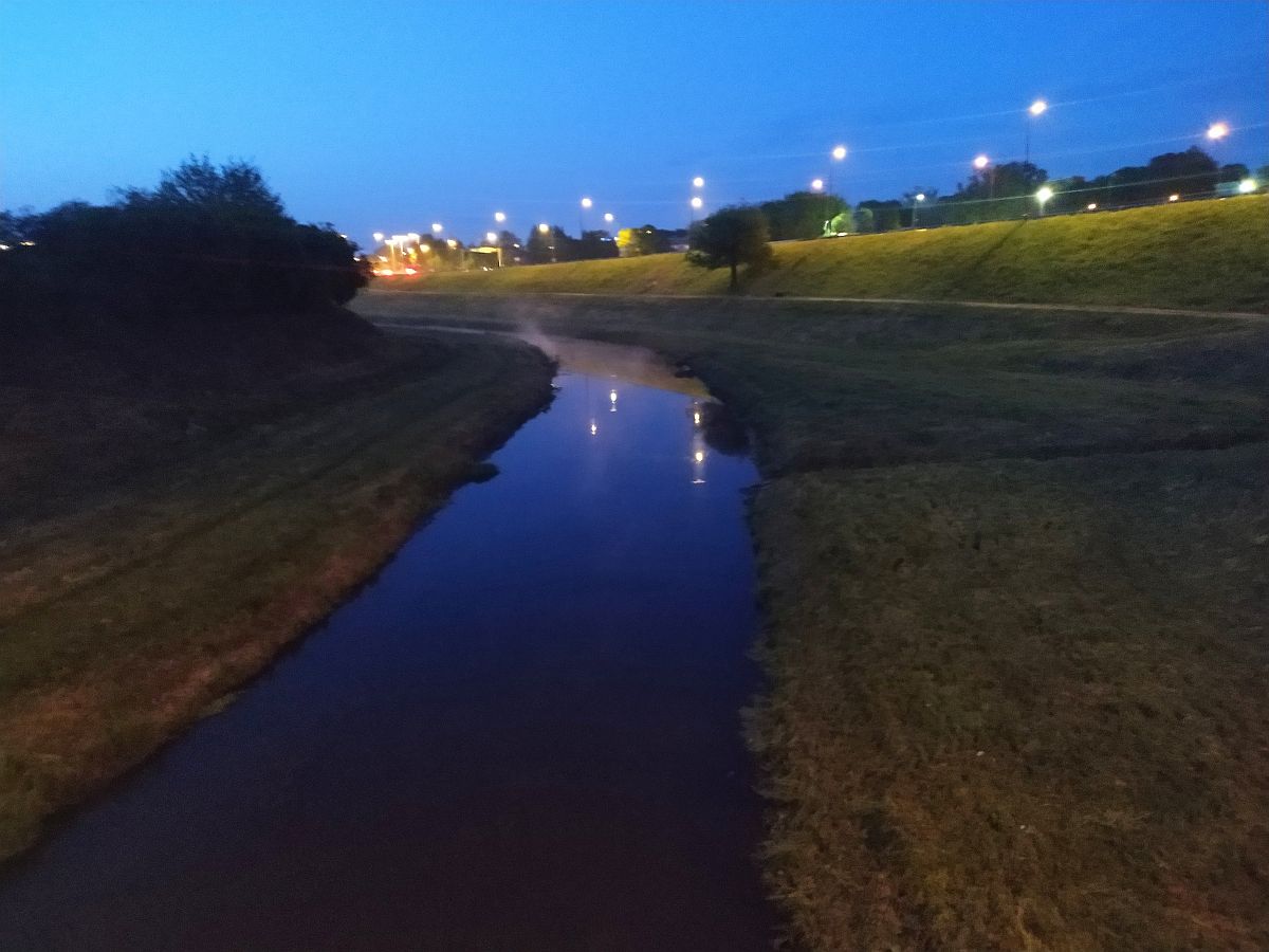 Bystrzyca zanieczyszczona nieznaną substancją. Strażacy ustawili ...