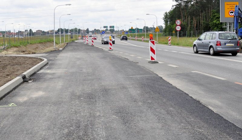 Poszerzyli drogę i wybudowali rondo. Poprawi to wyjazd z osiedla i wzrośnie bezpieczeństwo ...