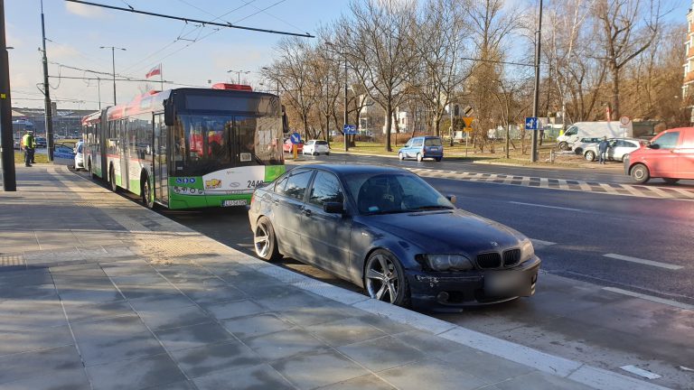 Wjechał BMW na czerwonym, zderzył się z autobusem. Kierujący był ...