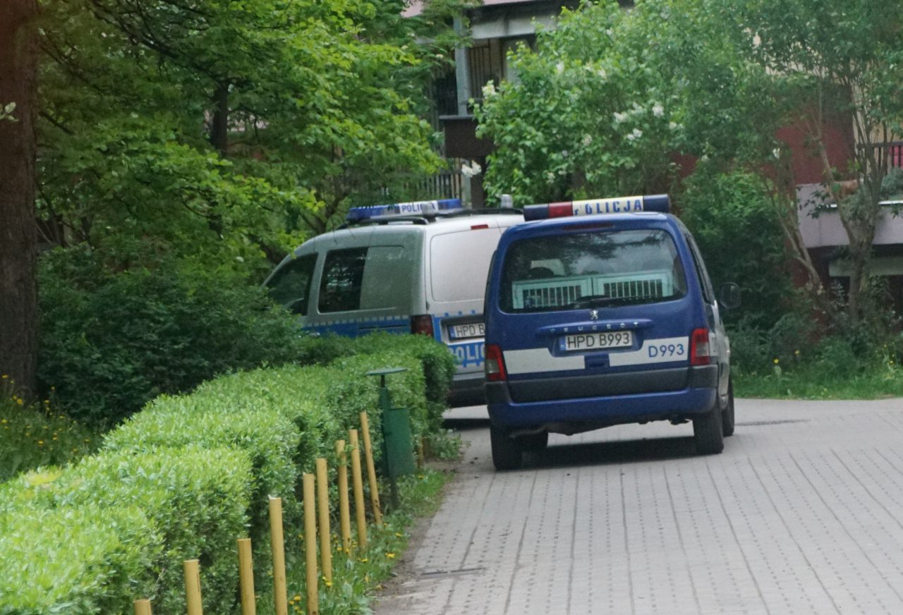 1,5-roczne dziecko wypadło z balkonu na trzecim piętrze (zdjęcia ... 1,5-roczne dziecko wypadło z balkonu na trzecim piętrze (zdjęcia ...