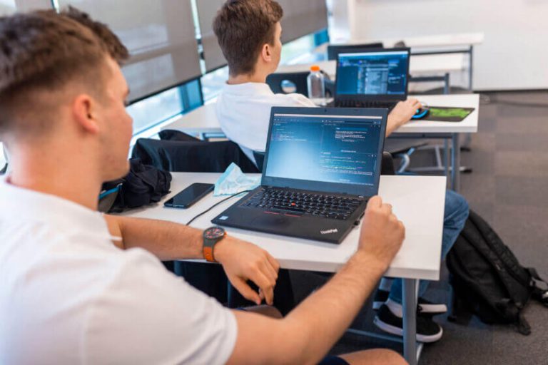 Technik programista – zawód z przyszłością. Czego się spodziewać, jak zacząć naukę i dlaczego ...