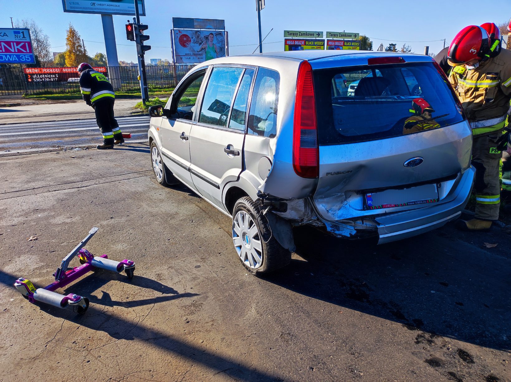 Kierowca skody wjechał w forda. W dalszą drogę pojechał w kajdankach radiowozem (zdjęcia ...
