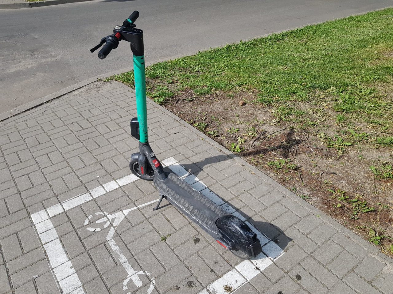 Uderzył kołem hulajnogi w krawężnik, po chwili leżał na chodniku. Był ... Uderzył kołem hulajnogi w krawężnik, po chwili leżał na chodniku. Był ...