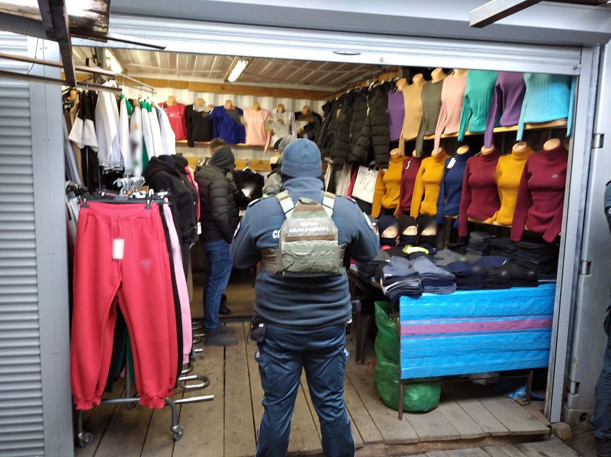 W trakcie kontroli targowiska w Lublinie zabezpieczono blisko 1,3 tys ...