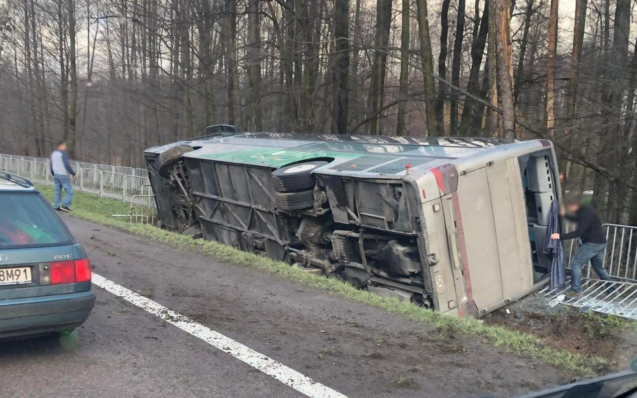 Na trasie Piaski-Krasnystaw autokar wypadł z drogi i przewrócił się ... Na trasie Piaski-Krasnystaw autokar wypadł z drogi i przewrócił się ...
