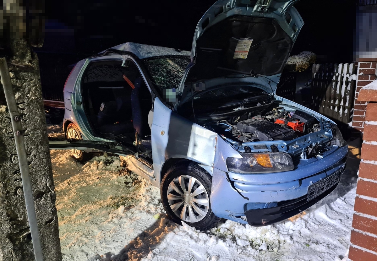Wpadł w poślizg fiatem, auto z impetem uderzyło w słup i ogrodzenie ... Wpadł w poślizg fiatem, auto z impetem uderzyło w słup i ogrodzenie ...