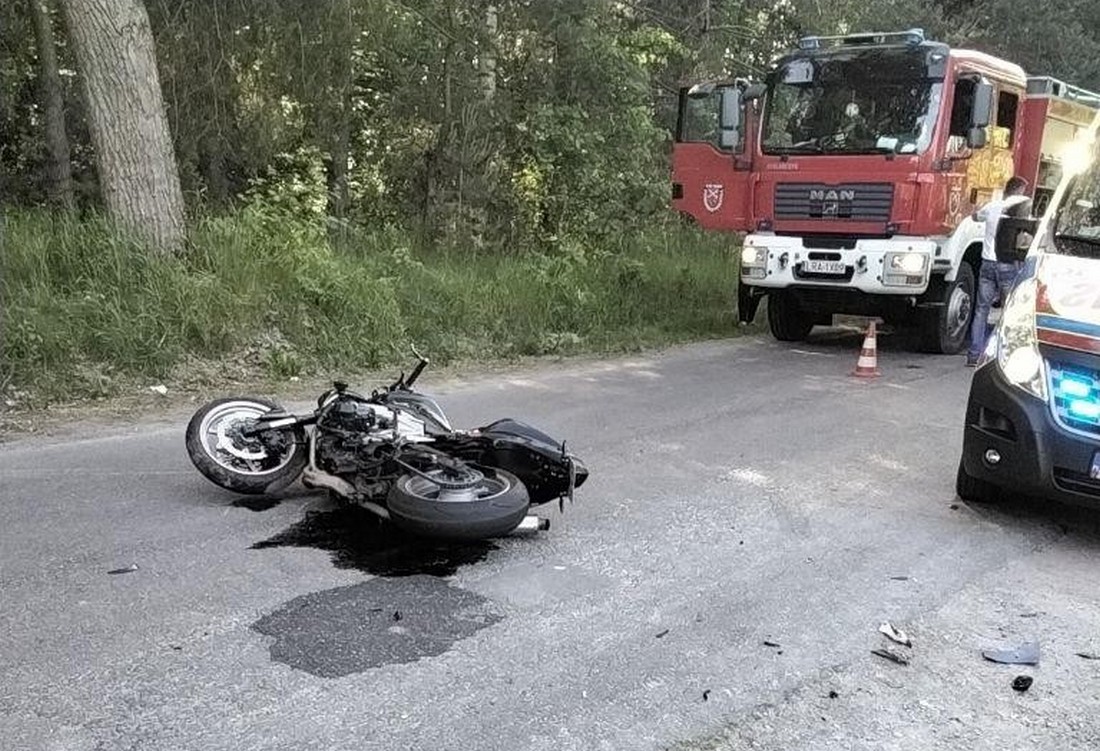 Poszkodowany w wypadku motocyklista został zabrany do szpitala przez śmigłowiec LPR (zdjęcia ...