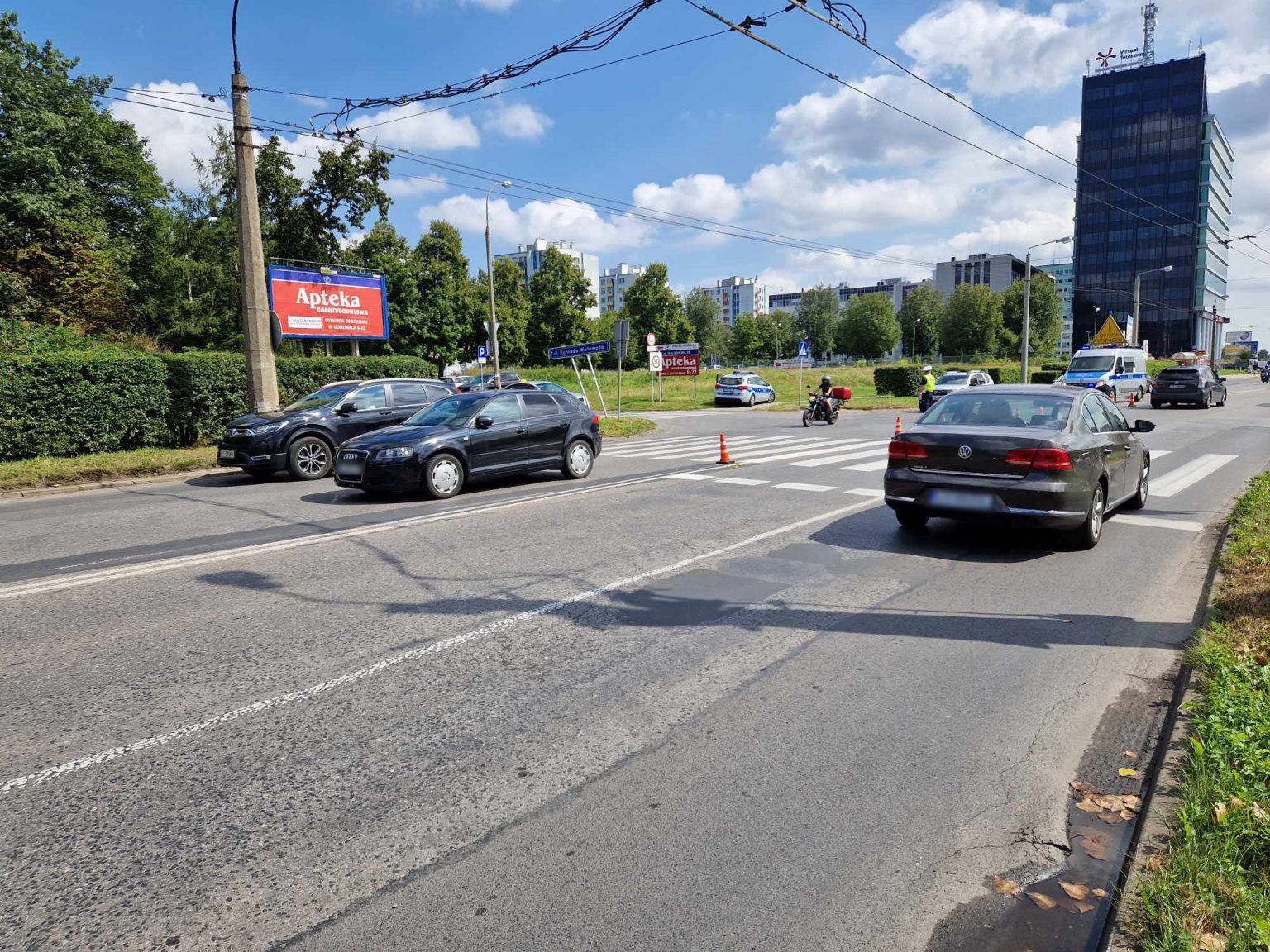 Nie zauważył kobiety na przejściu. Potrącona przez audi piesza trafiła do szpitala (zdjęcia ...