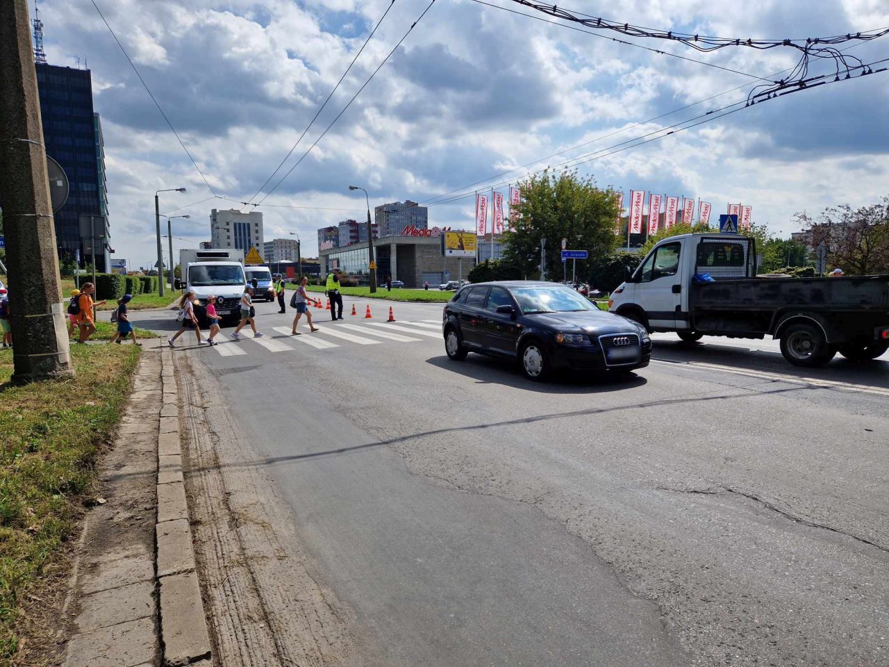 Nie zauważył kobiety na przejściu. Potrącona przez audi piesza trafiła do szpitala (zdjęcia ...