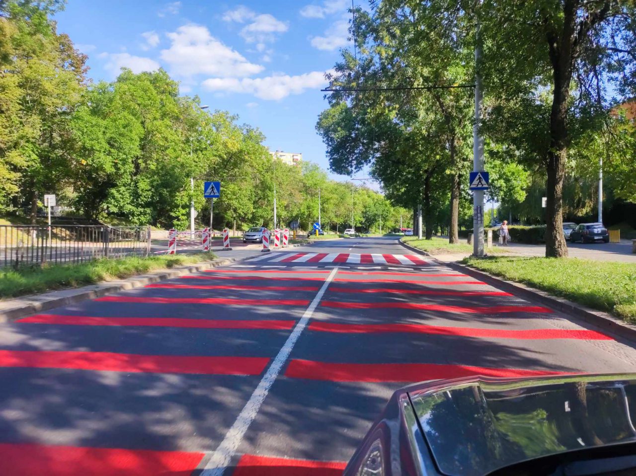 Niebezpieczne przejście dla pieszych zostało dodatkowo oznakowane ...