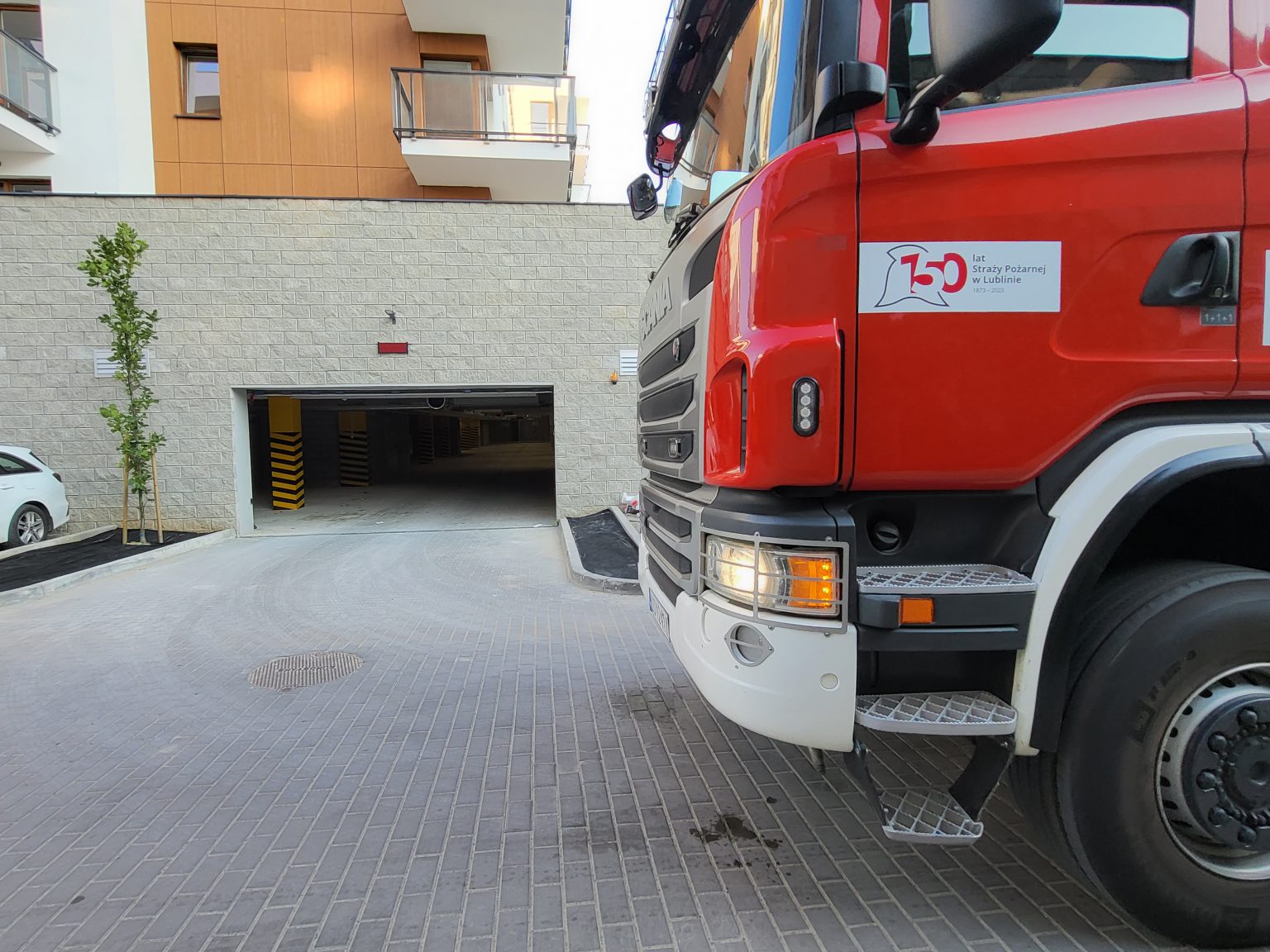 Wjechał na parking i zadymił. Po kilku minutach przyjechali strażacy ... Wjechał na parking i zadymił. Po kilku minutach przyjechali strażacy ...