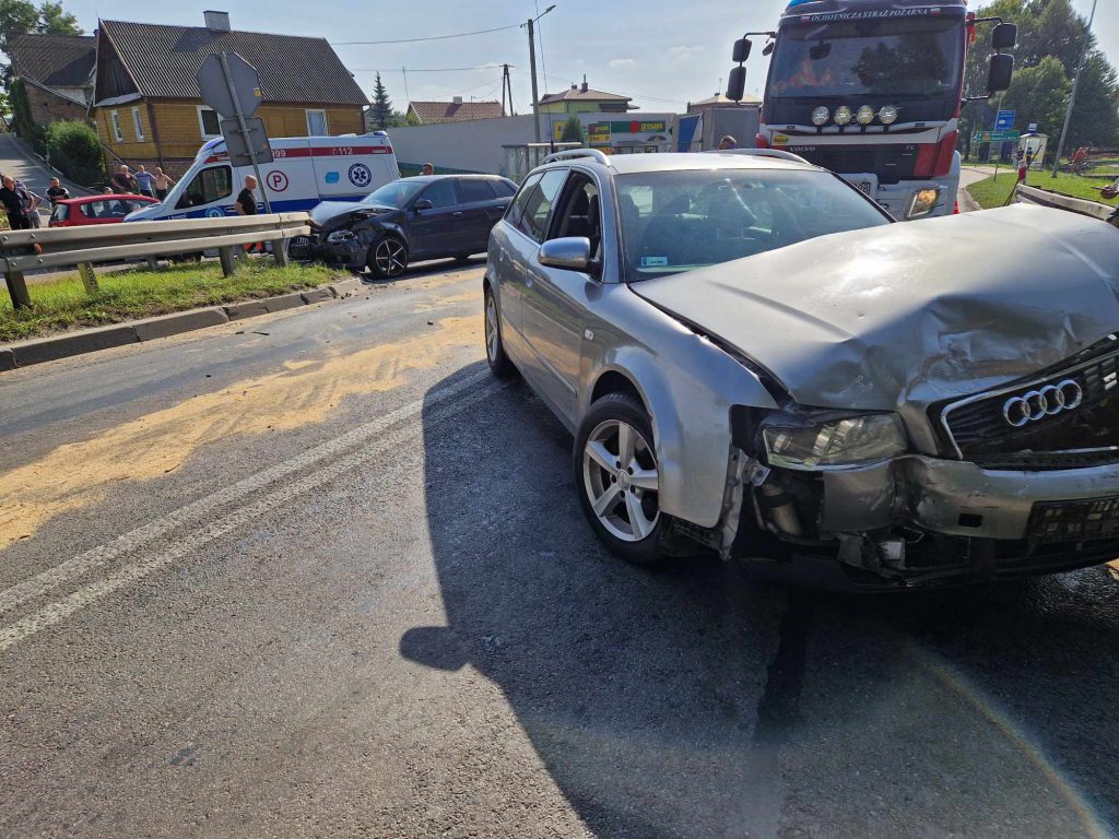 Wypadek na skrzyżowaniu, na miejscu pracują ratownicy. Droga jest zablokowana (zdjęcia ...