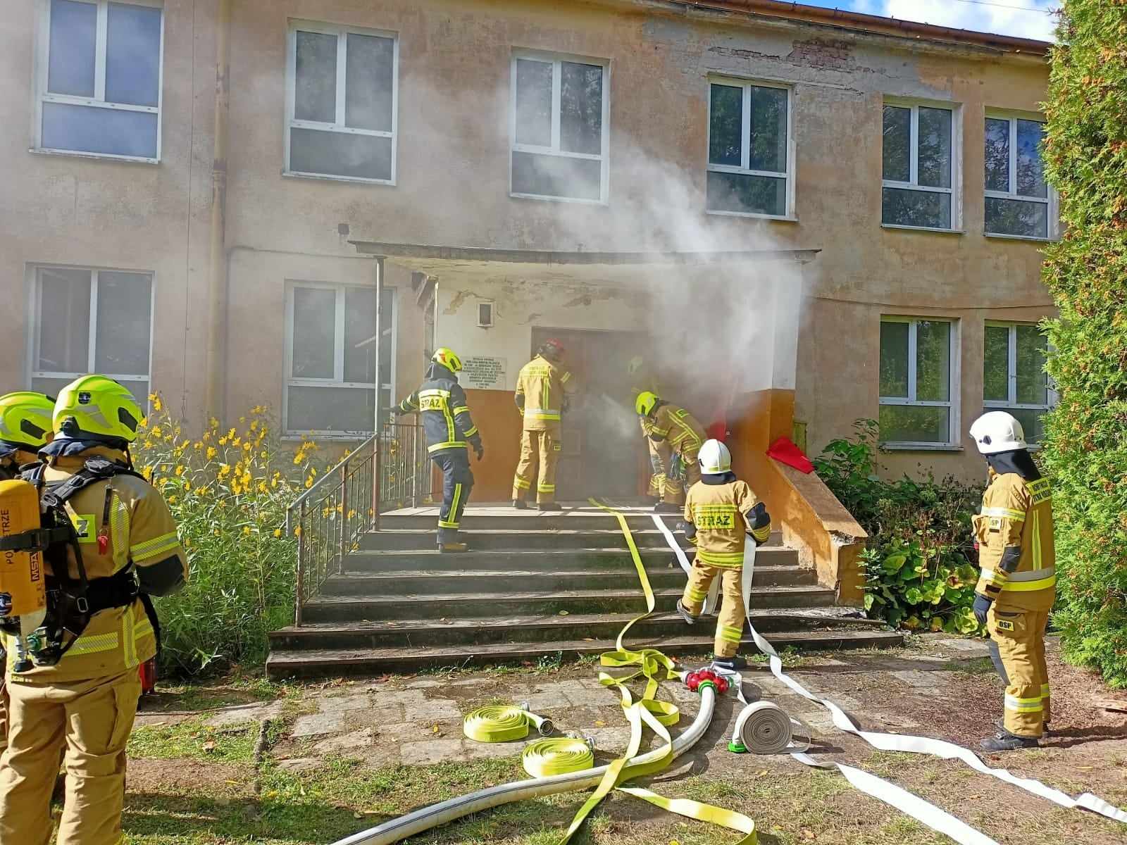 Pożar w szkole podstawowej, wśród poszkodowanych uczniowie. Strażacy z ...