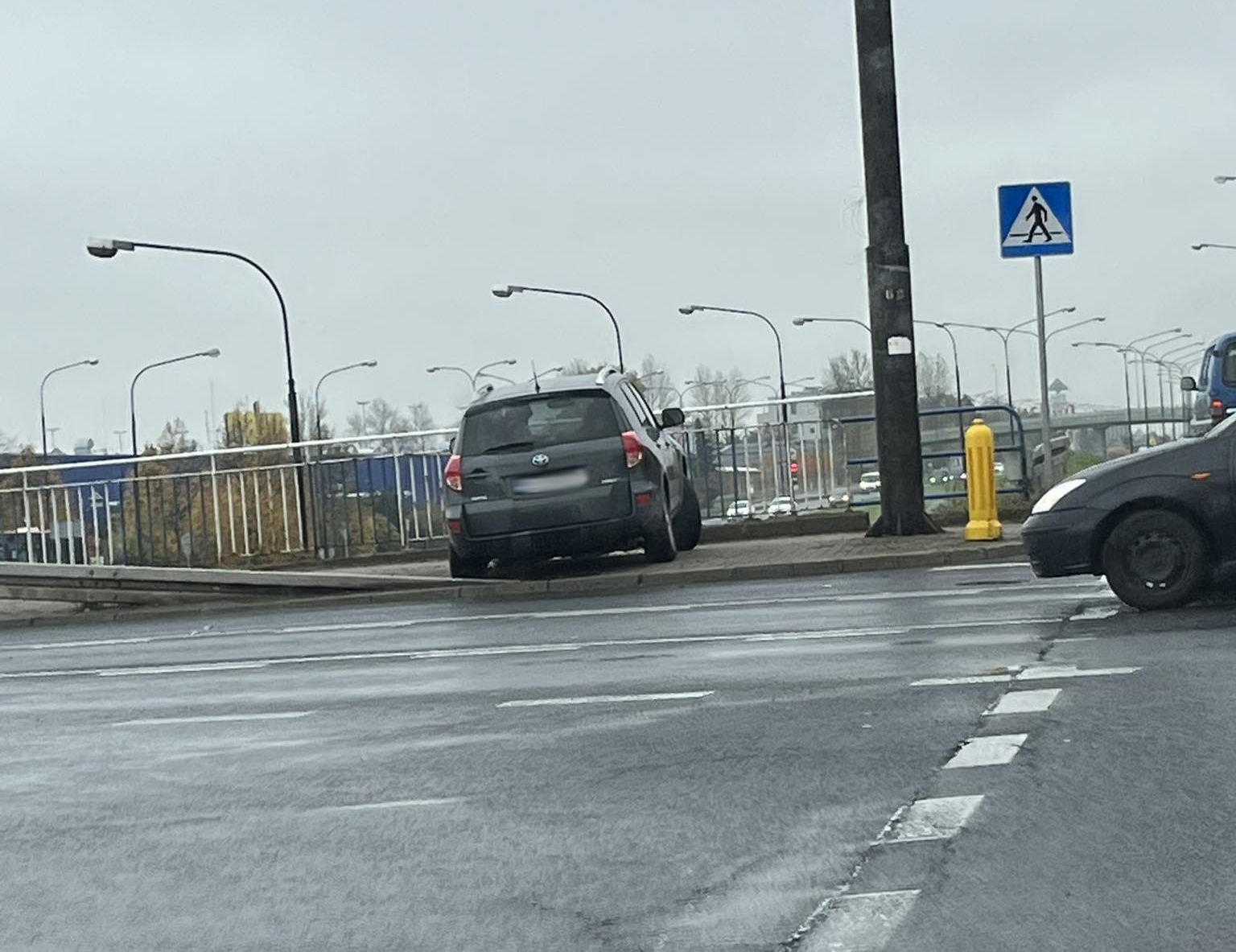 Wczoraj się tam zderzyli, dzisiaj znowu. Kolejna kolizja na rondzie przy Makro (zdjęcia ...