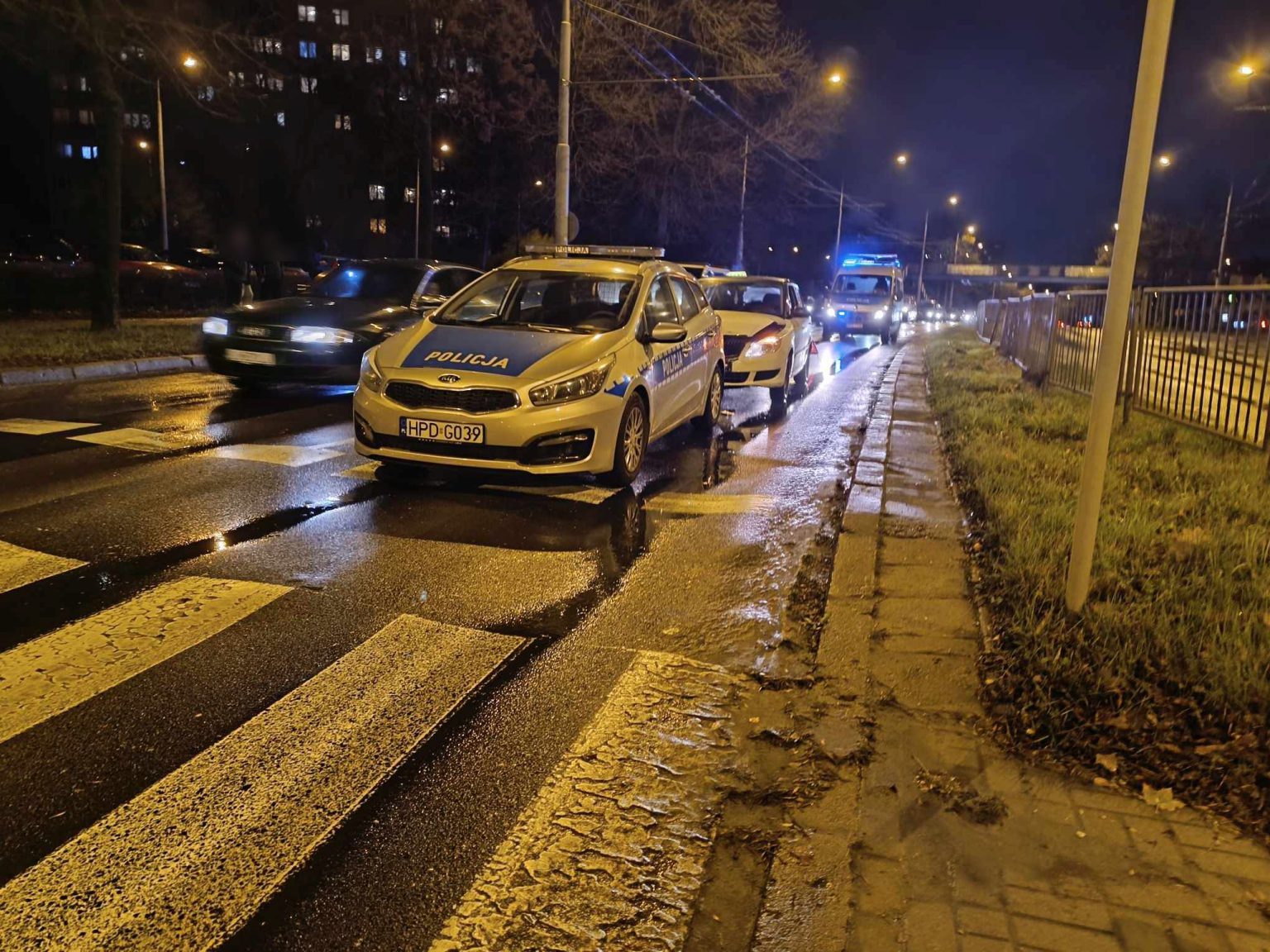 Policjant zatrzymał się przepuścić pieszych. Kierowca skody wjechał w radiowóz (zdjęcia ...