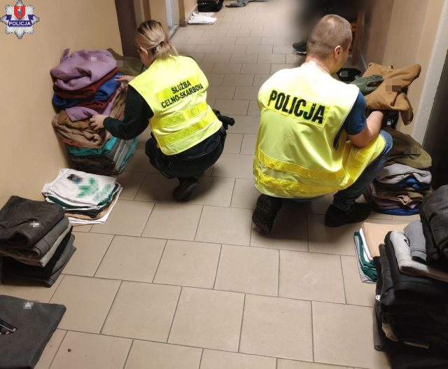 Podrabiana odzież na giełdzie. Dwie kobiety podejrzane o sprzedaż podróbek (zdjęcia) : Lublin112 ...