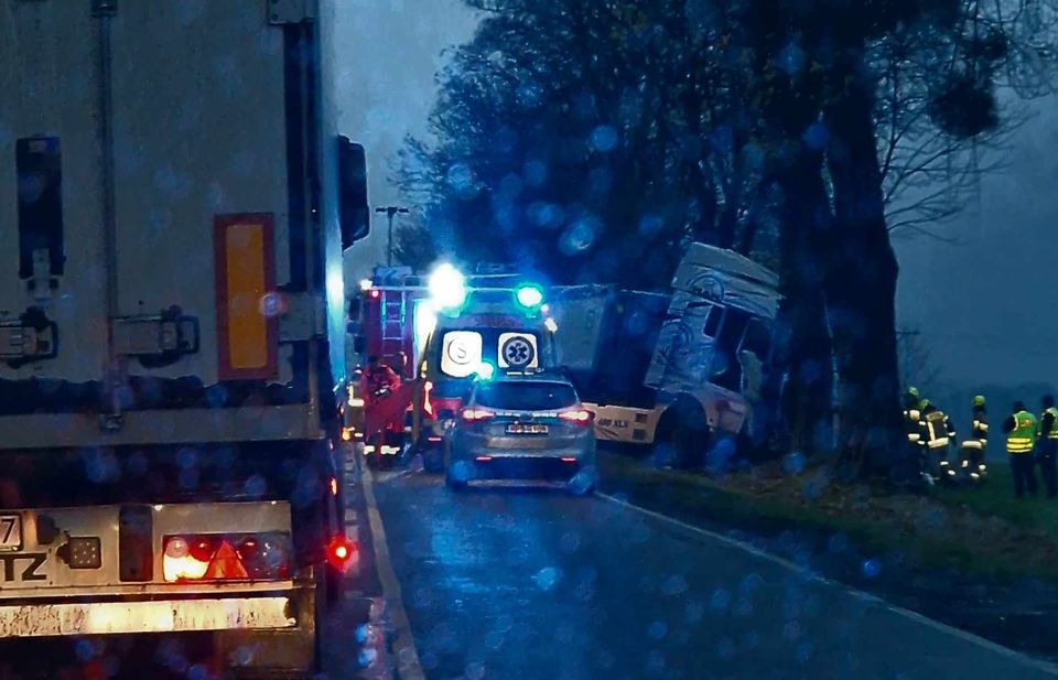 Tragiczny wypadek pod Kraśnikiem. Jedna osoba nie żyje, droga krajowa częściowo zablokowana ...
