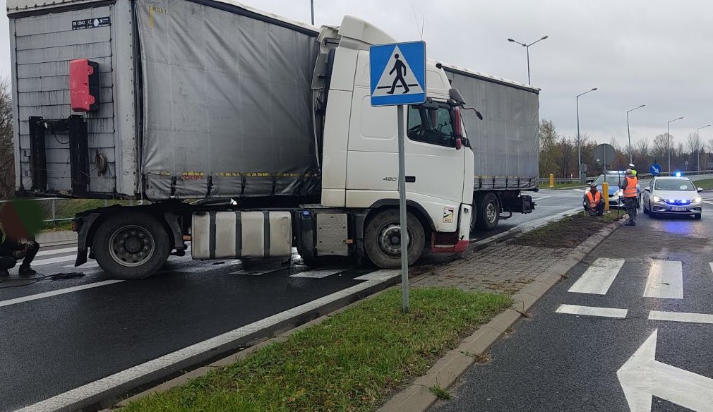 Utrudnienia w ruchu na drodze krajowej nr 19. Przejazd blokuje ciężarówka (zdjęcia) : Lublin112 ...