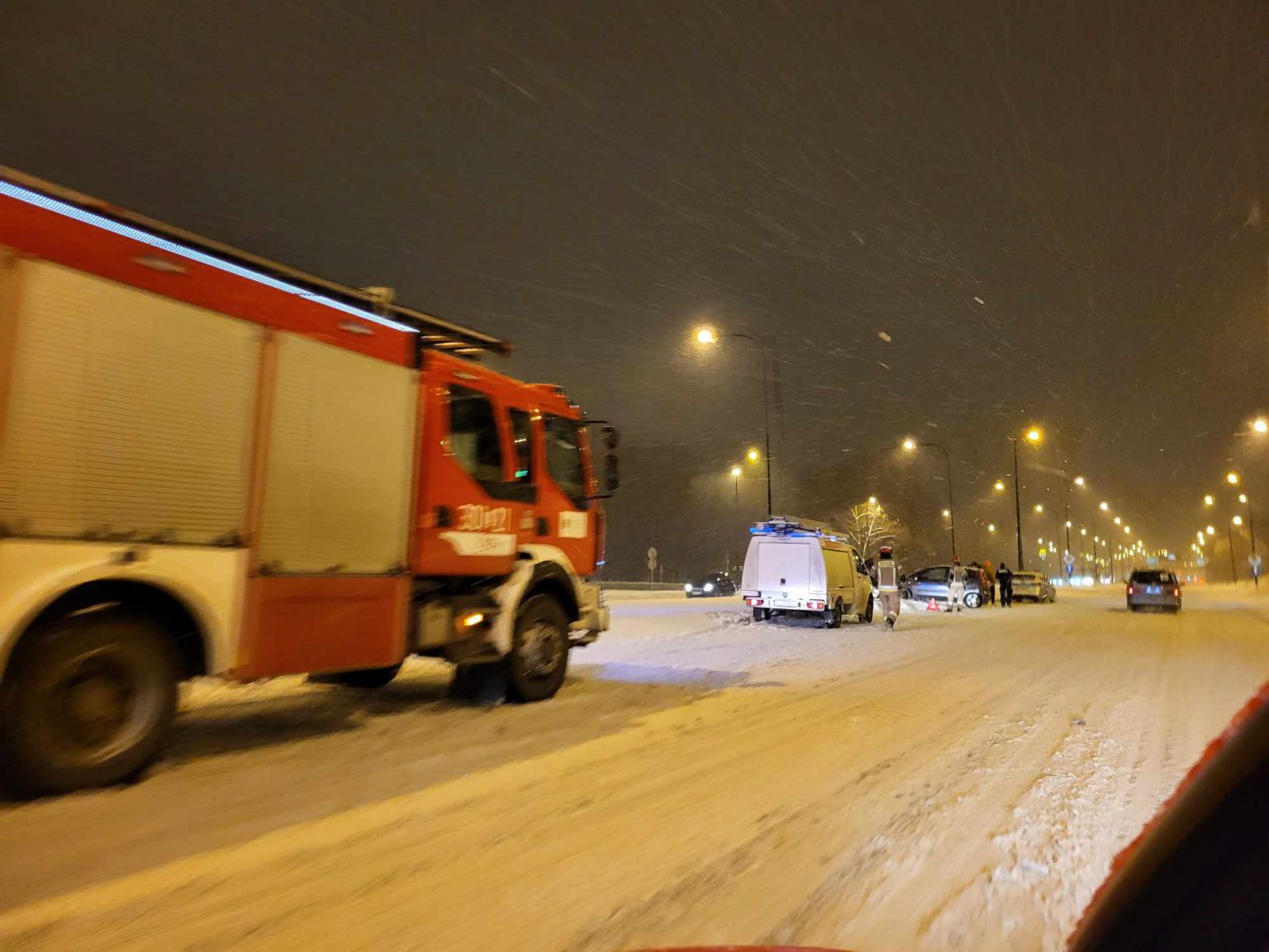 Stracił panowanie nad pojazdem. Auto uderzyło w słup latarni (zdjęcia ...