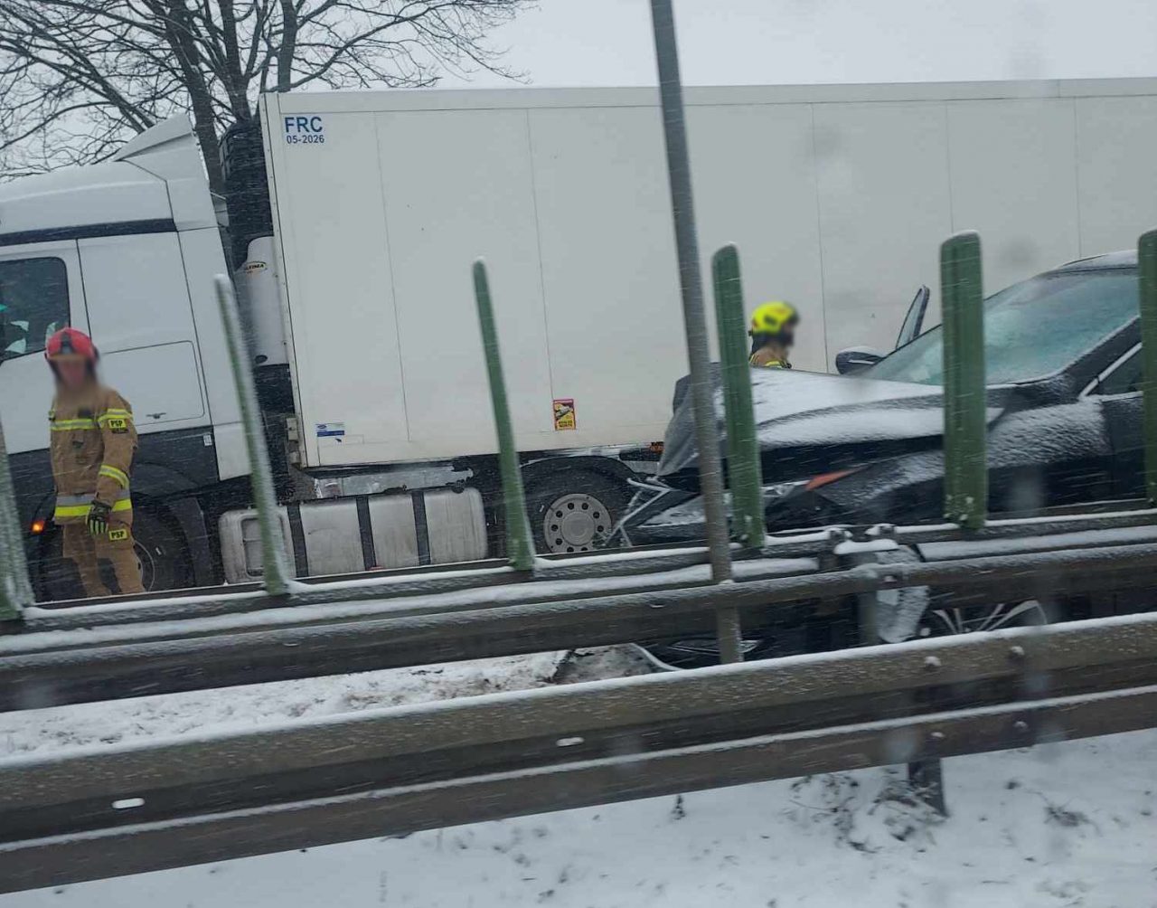 Intensywny śnieg pogarsza warunki do jazdy na drogach. Wypadki, kolizje, problemy kierowców ...