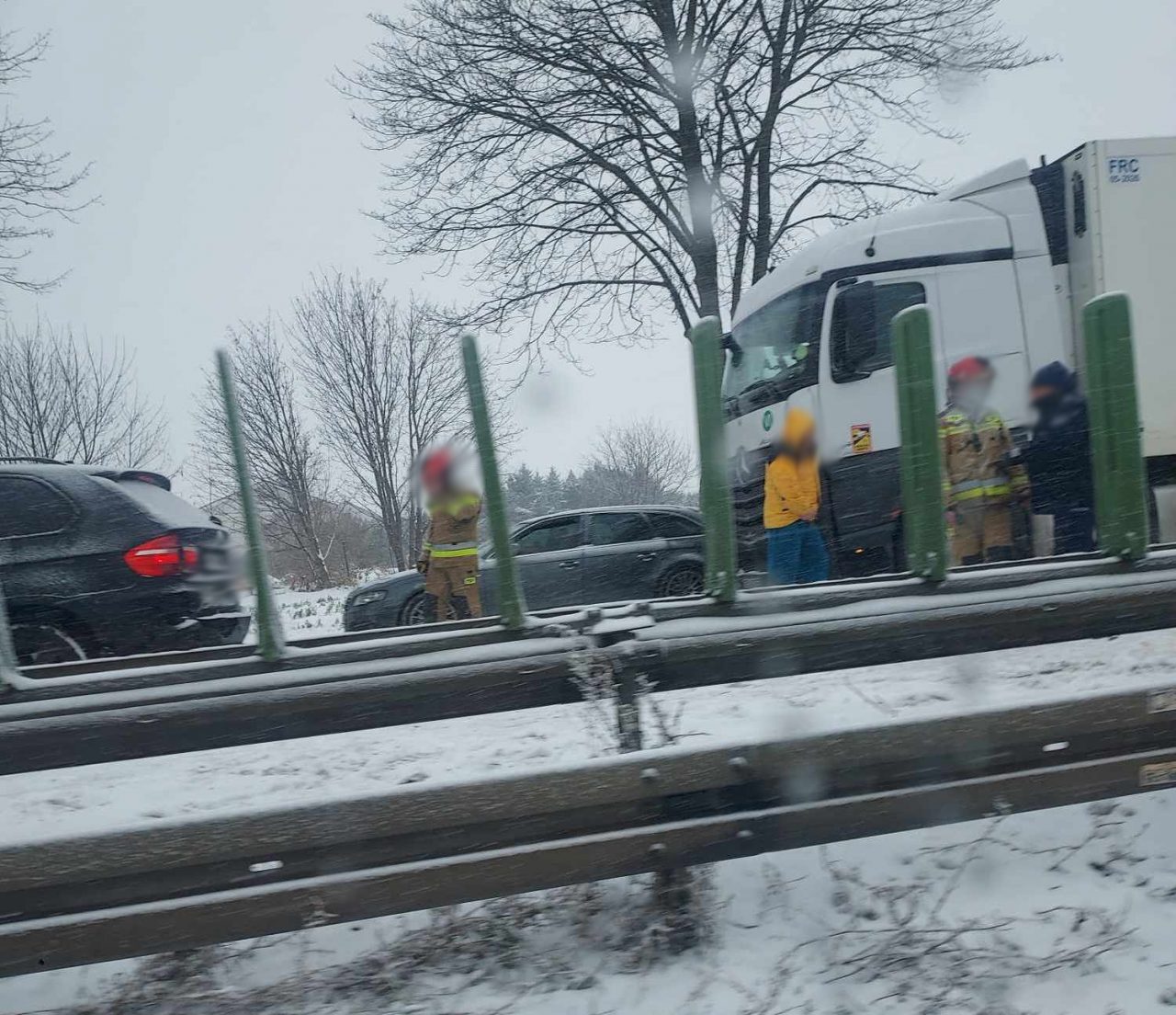 Intensywny śnieg pogarsza warunki do jazdy na drogach. Wypadki, kolizje, problemy kierowców ...