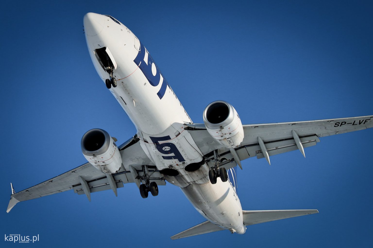 Samolot LOT-u krąży nad lotniskiem, mieszkańcy zaniepokojeni ...