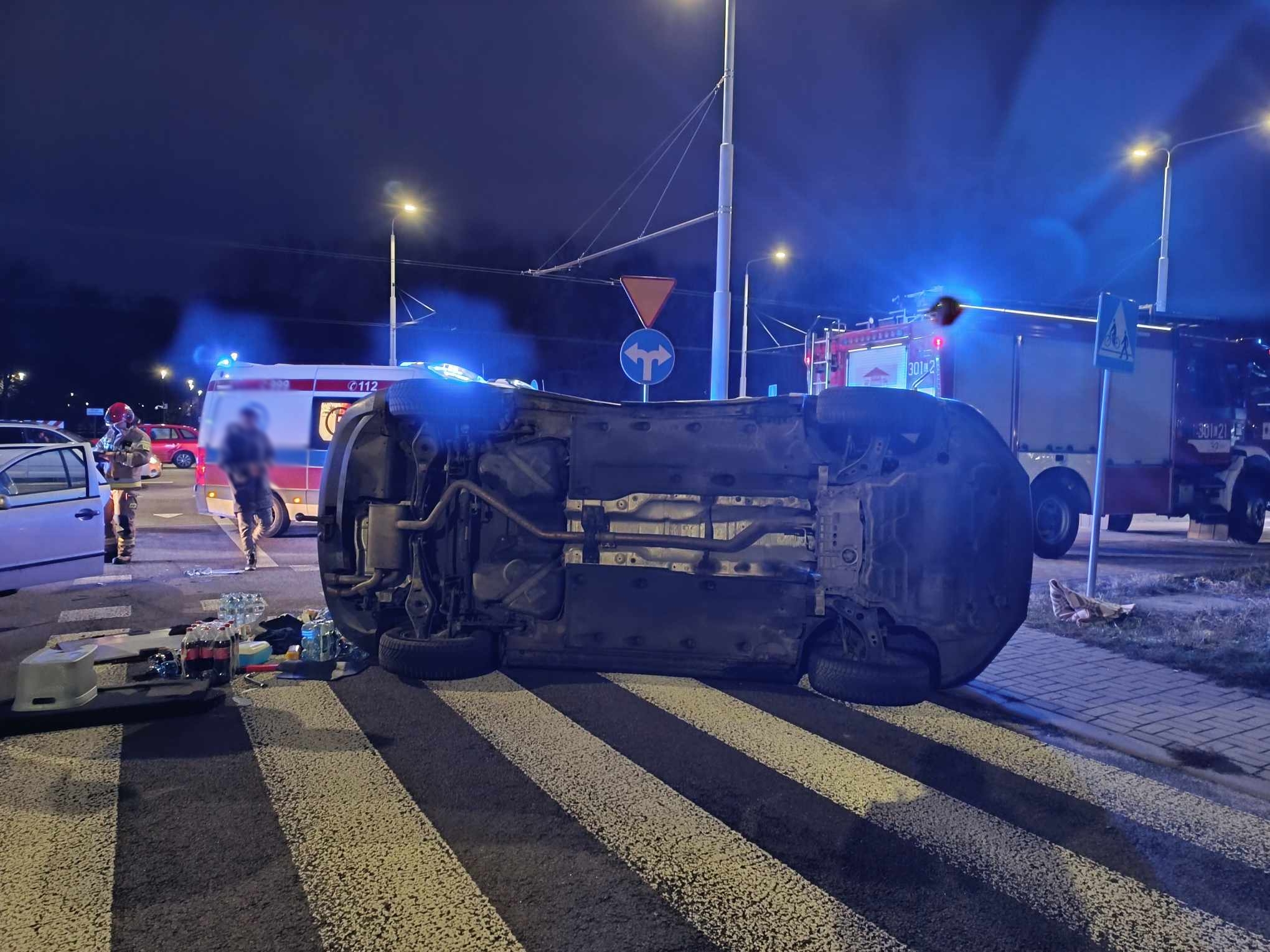 Kolejny groźny wypadek w Lublinie. Dwa auta rozbite, jedno leży na boku ...