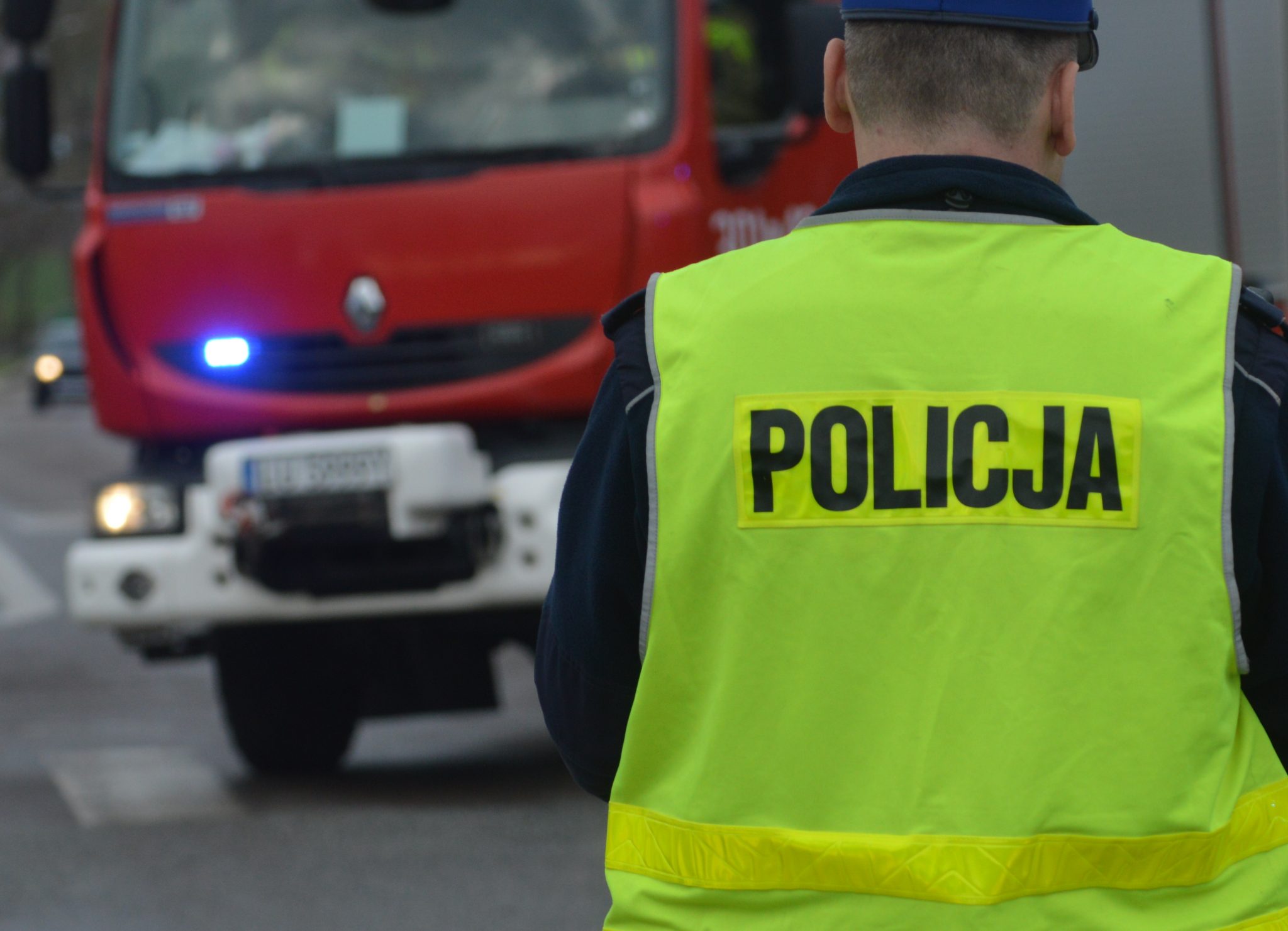 Pojazd najechał na skarpę i przewrócił się na bok. Utrudnienia w ruchu na drodze krajowej nr 74 ...