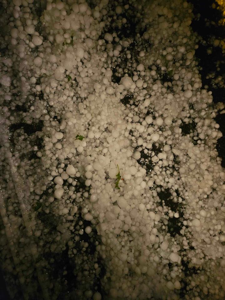 W kilkanaście minut zrobiło się biało jak w zimie. Gradobicie w naszym ...