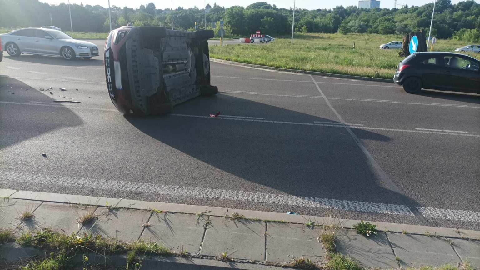 Dwa auta rozbite, jedno na boku. Rondo 100-lecia KUL znowu dało znać o ...