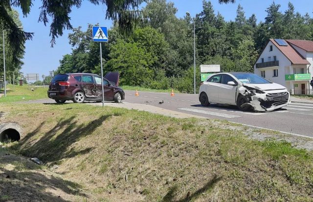 Utrudnienia w ruchu po wypadku na drodze wojewódzkiej. Dwa auta rozbite, dwie osoby w szpitalu ...