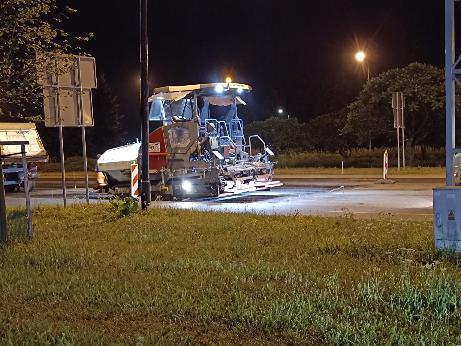 Wczoraj były jeszcze dziury i koleiny, dziś jest równy asfalt. Nocna ...