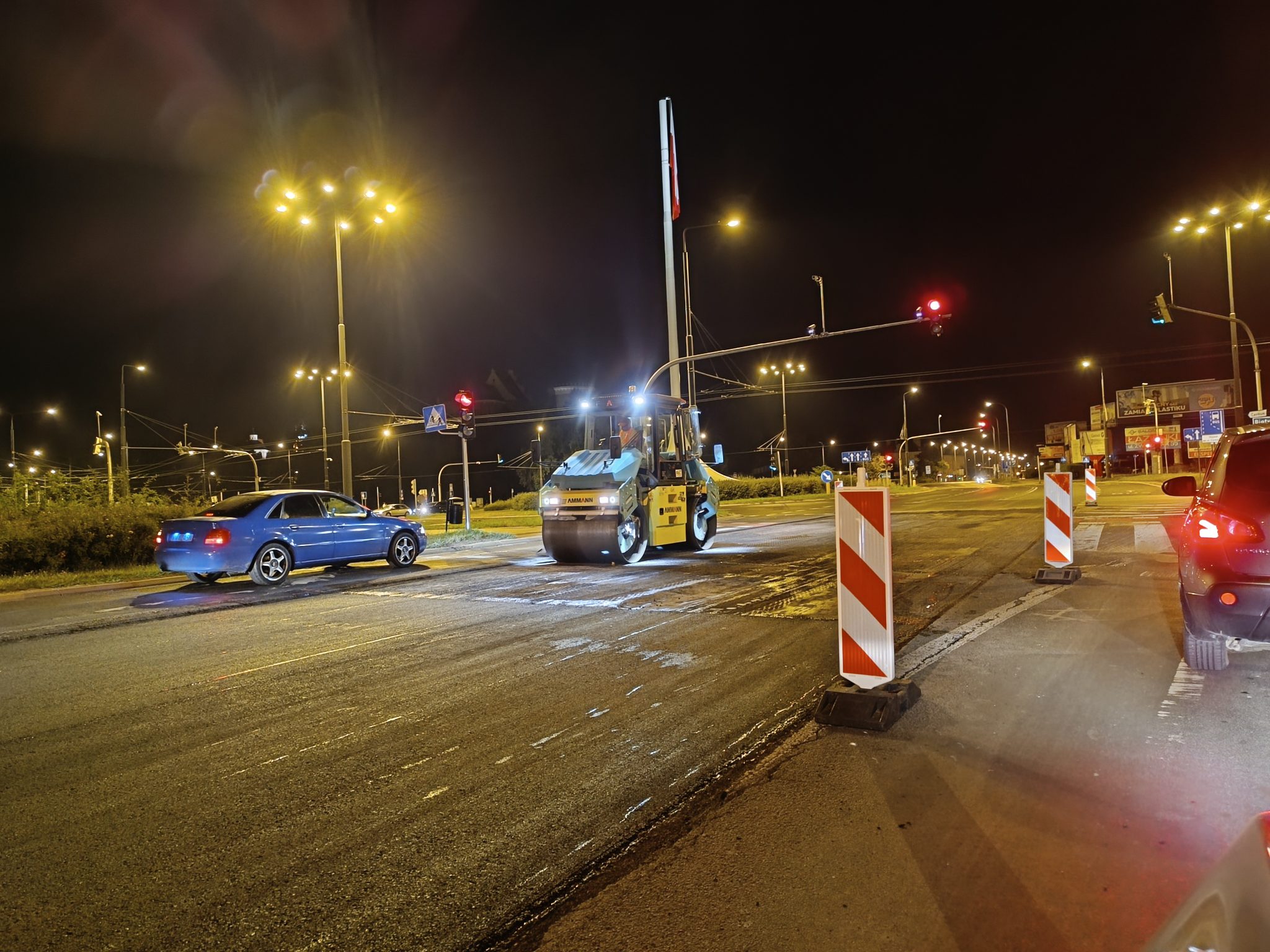 Wczoraj były jeszcze dziury i koleiny, dziś jest równy asfalt. Nocna ...