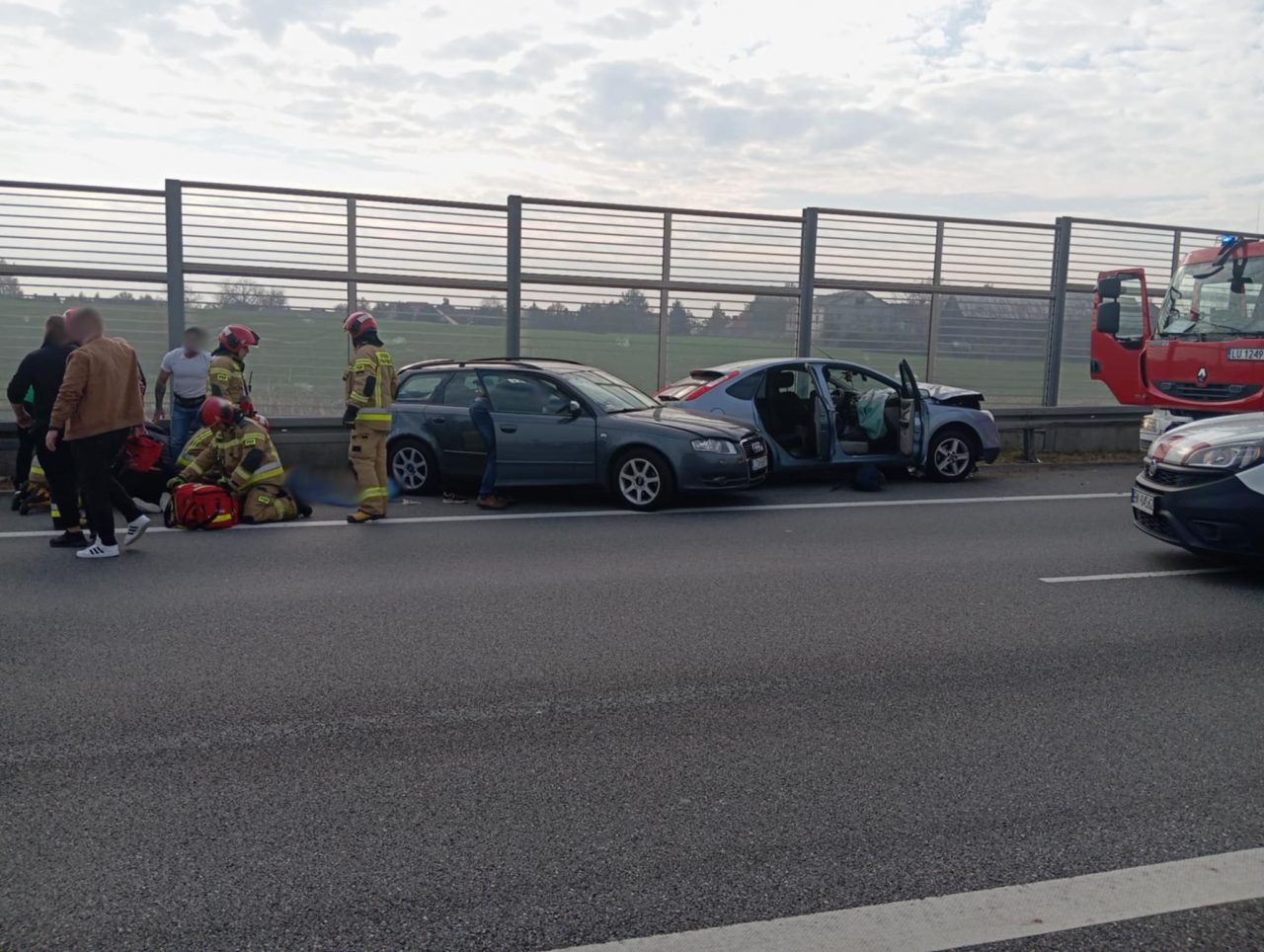 Wypadek na obwodnicy Lublina, droga zablokowana. Dwa auta rozbite, interweniuje śmigłowiec LPR ...
