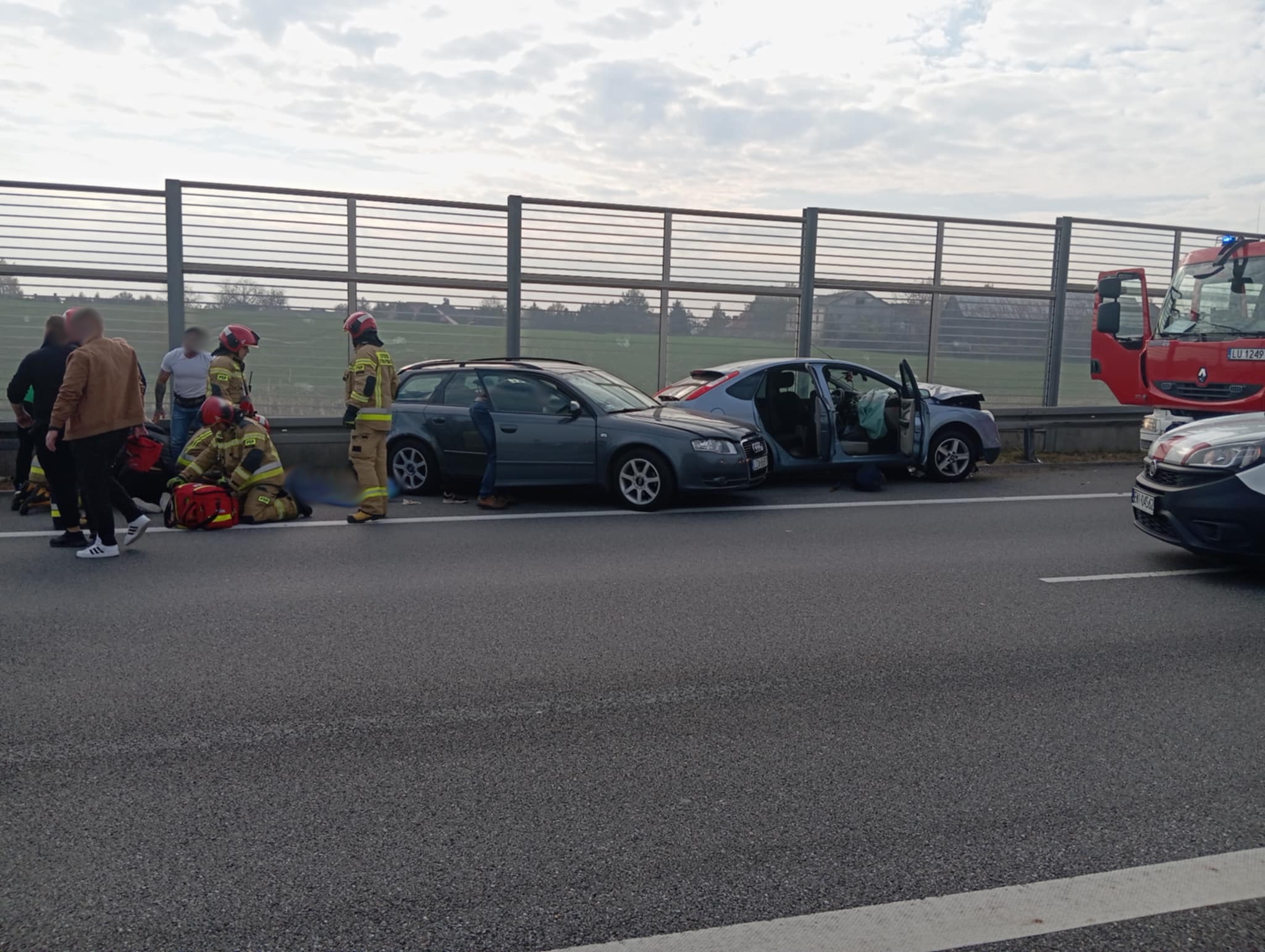 Wypadek na obwodnicy Lublina, droga zablokowana. Dwa auta rozbite, interweniuje śmigłowiec LPR ...