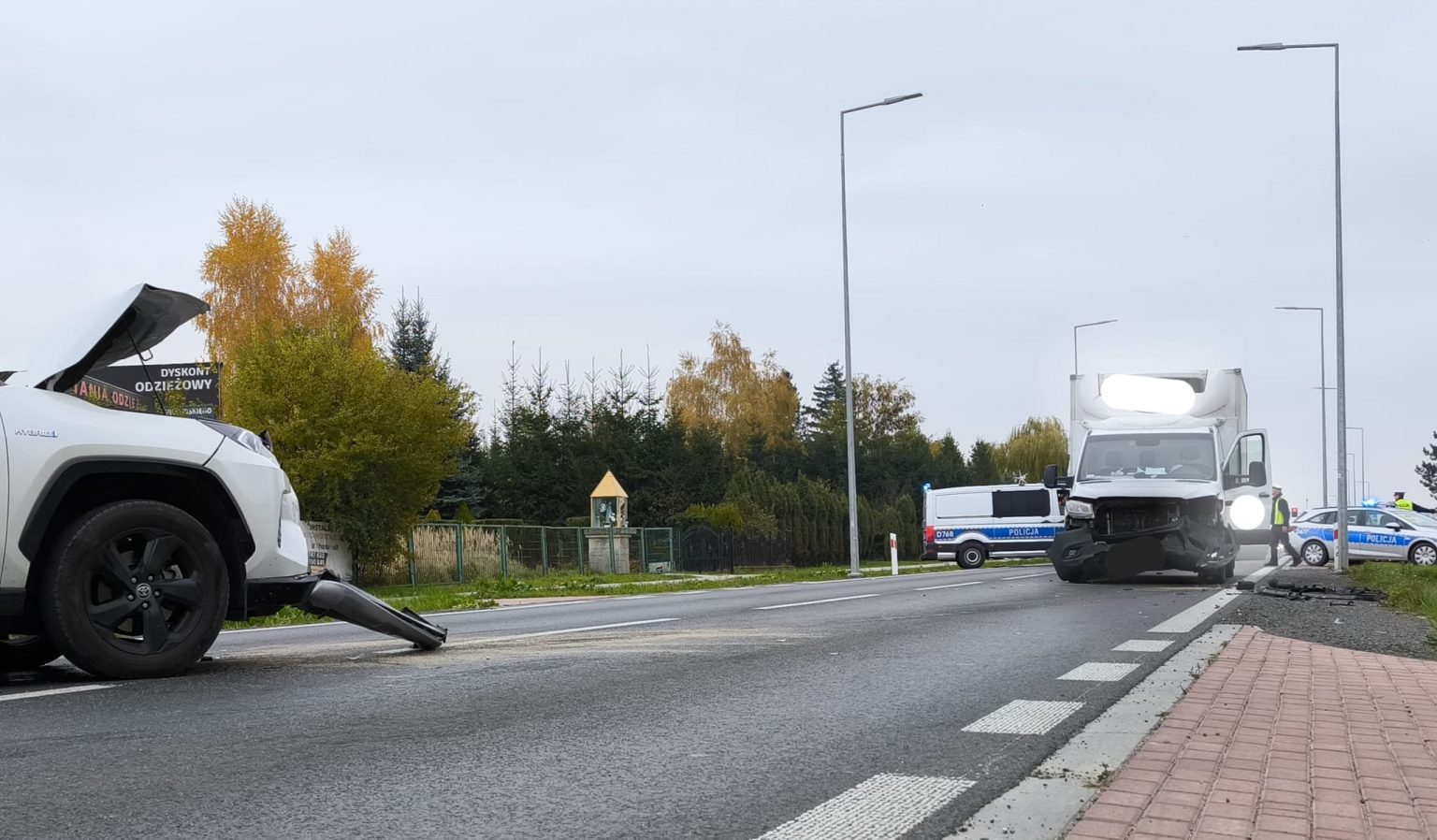 Wypadek na drodze krajowej nr 17. Brak przejazdu, na miejscu pracują służby (zdjęcia ...