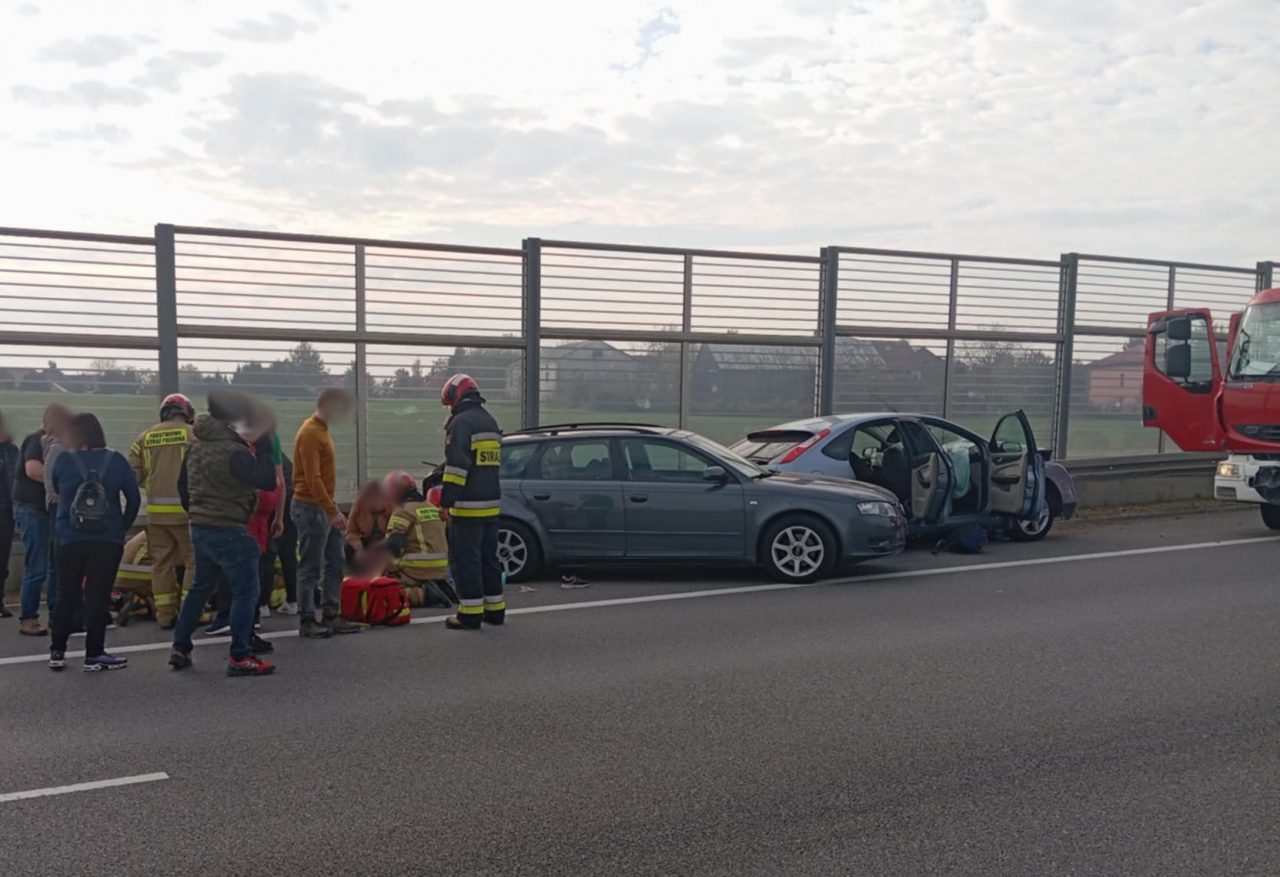 Wypadek na obwodnicy Lublina, droga zablokowana. Dwa auta rozbite, interweniuje śmigłowiec LPR ...