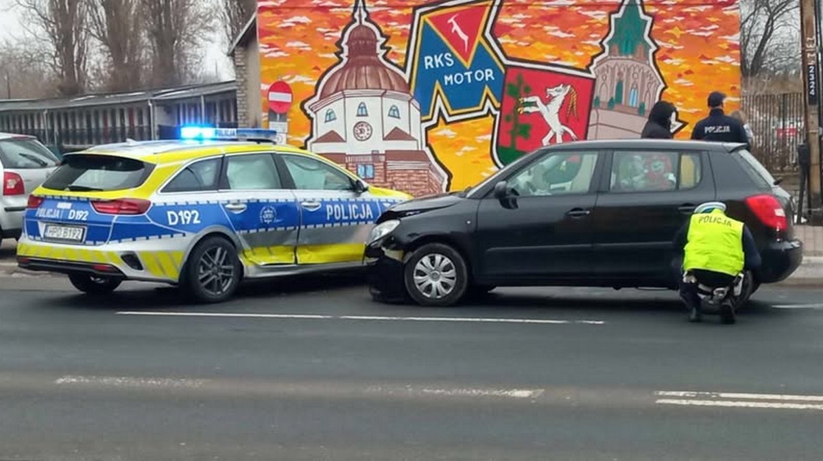 Zderzenie dwóch pojazdów na ul. Kunickiego. Rozbity radiowóz (zdjęcia ...