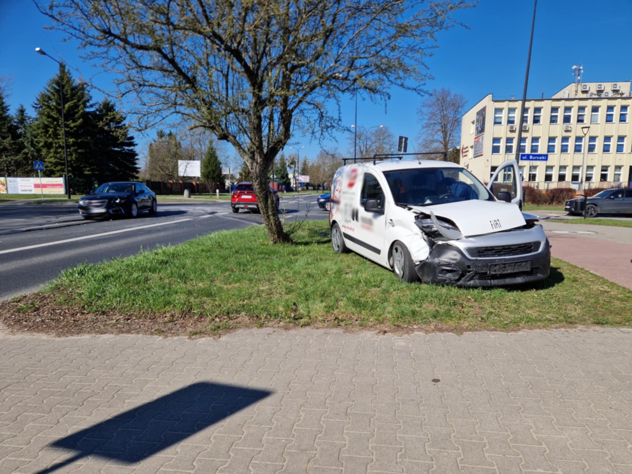 Ten sam błąd, kolejne zderzenie pojazdów na tym skrzyżowaniu. Dwa auta ...