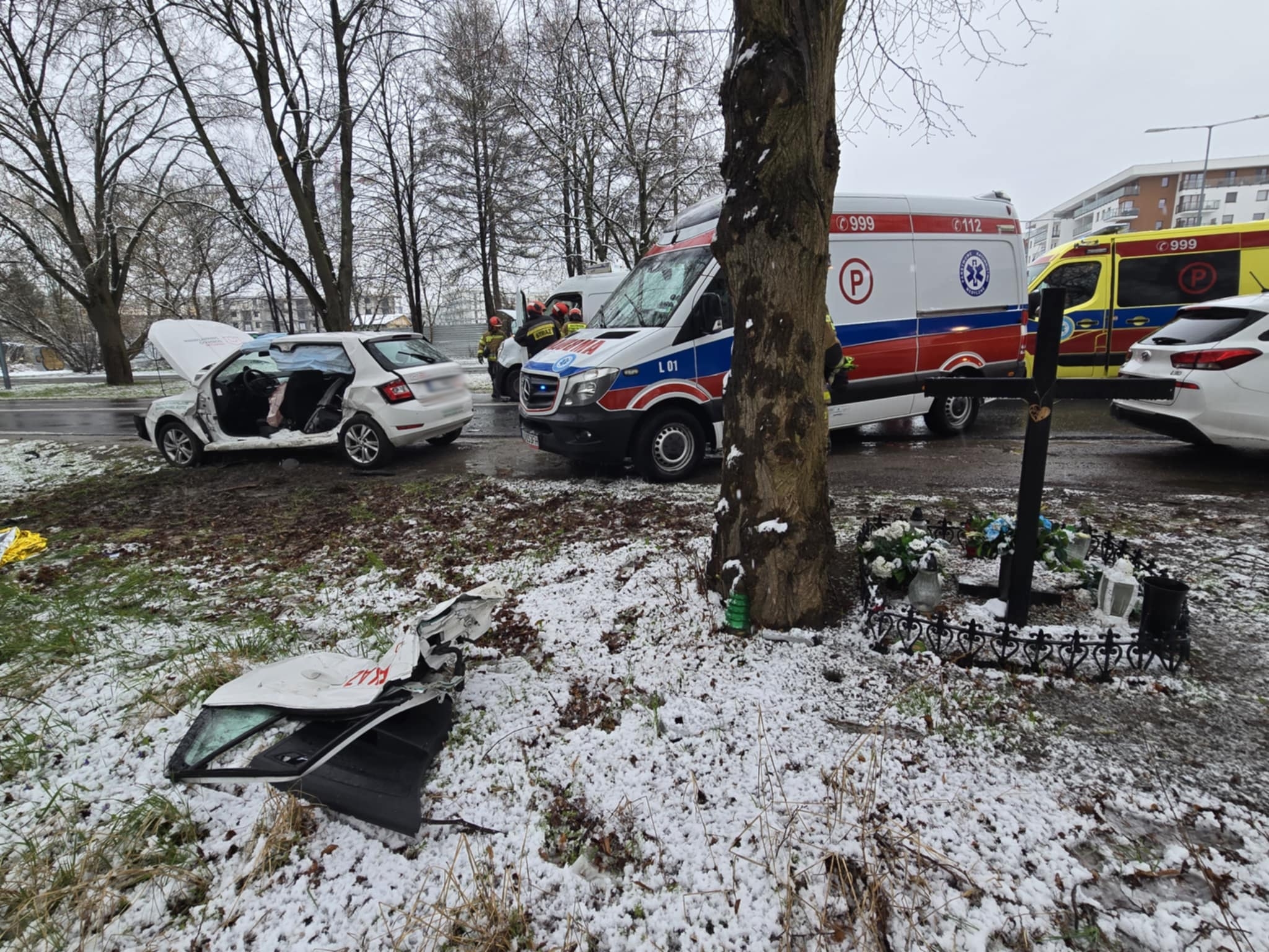 Zderzenie trzech pojazdów na ul. Zemborzyckiej. Duże utrudnienia w ruchu, ulica zablokowana ...