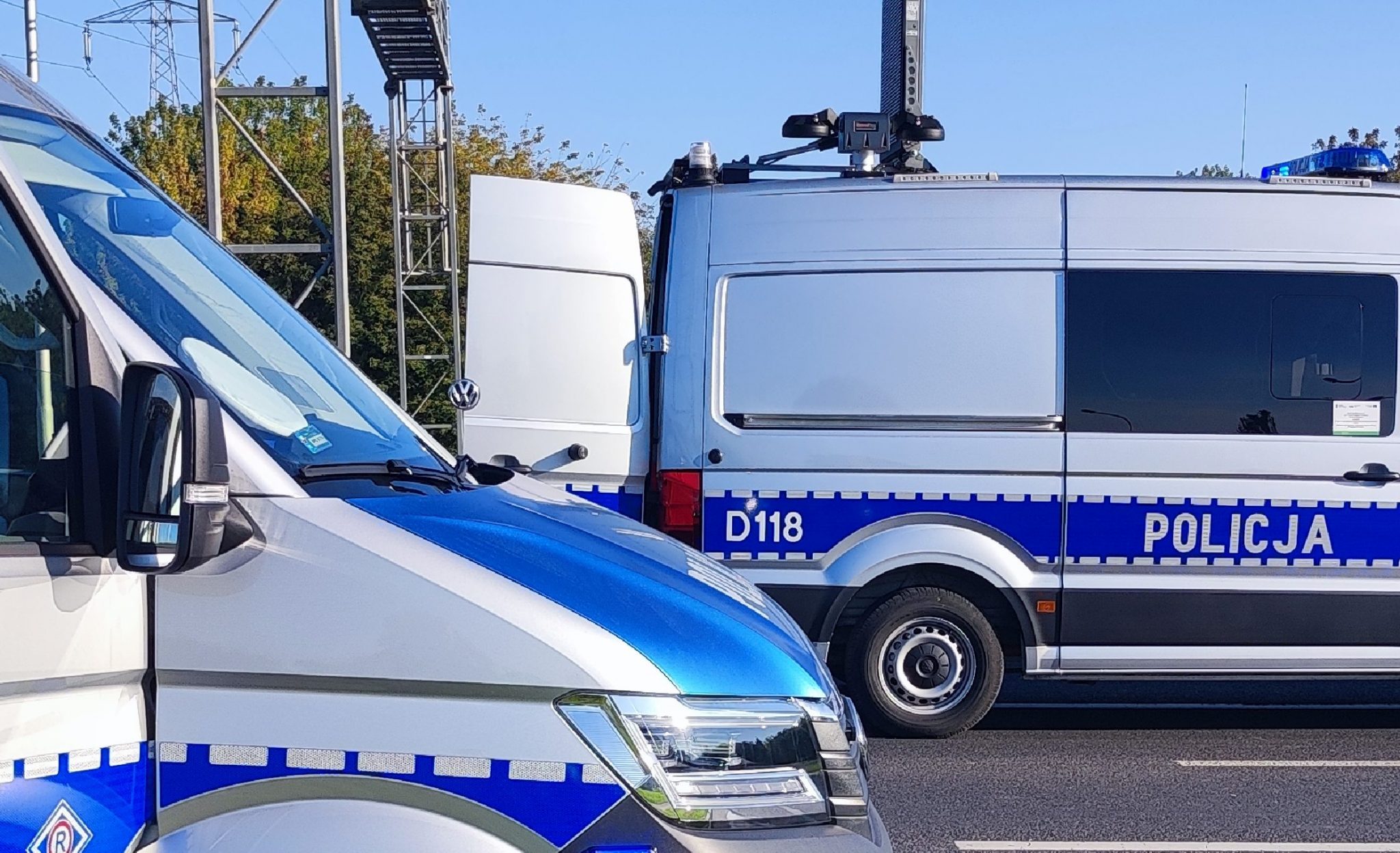 Samochód uderzył w słup i wypadek motocyklisty. Kolejne zdarzenia na ...