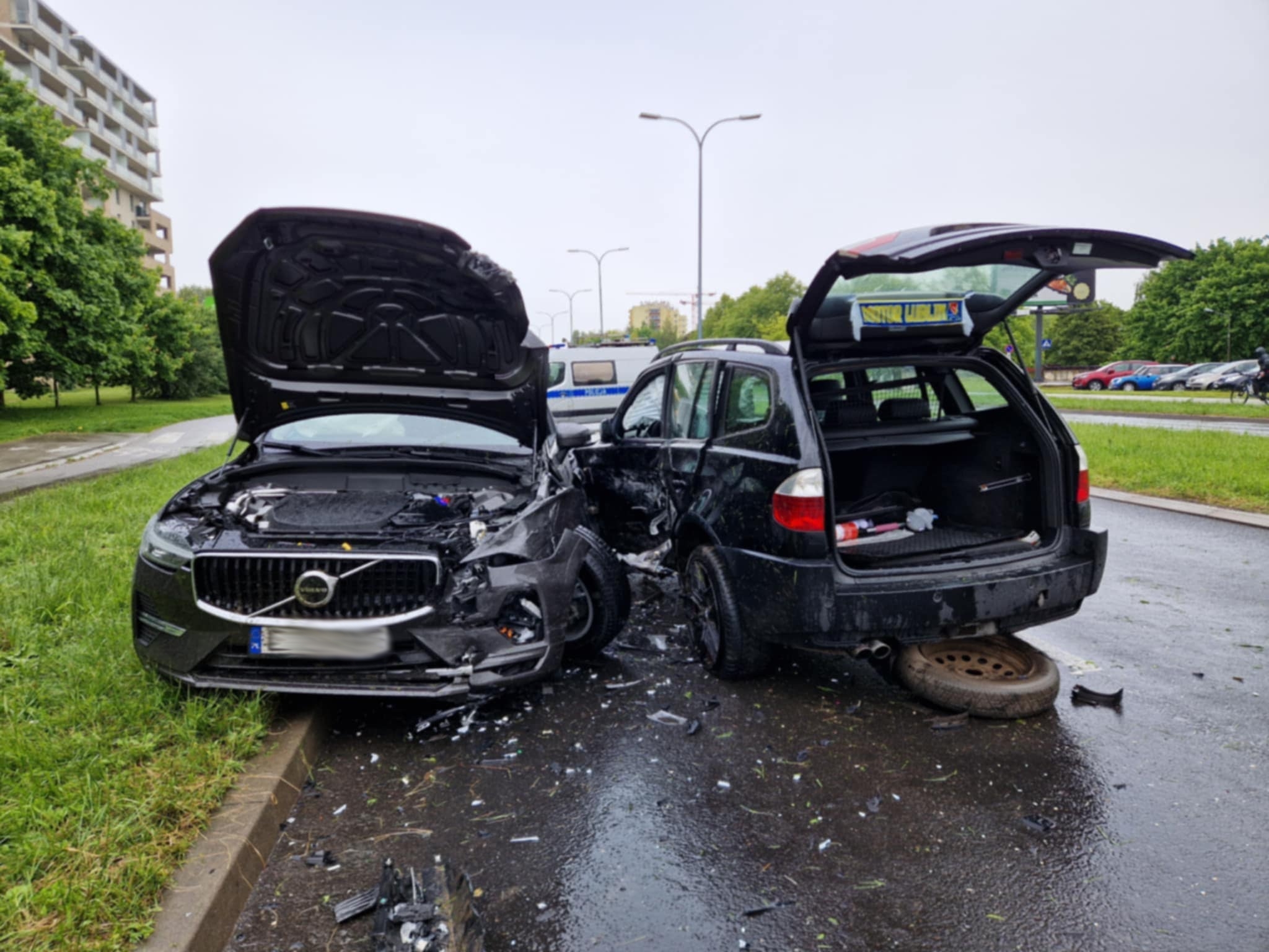 Groźny wypadek w Lublinie, cztery auta rozbite i ścięta latarnia. Dwie osoby poszkodowane ...