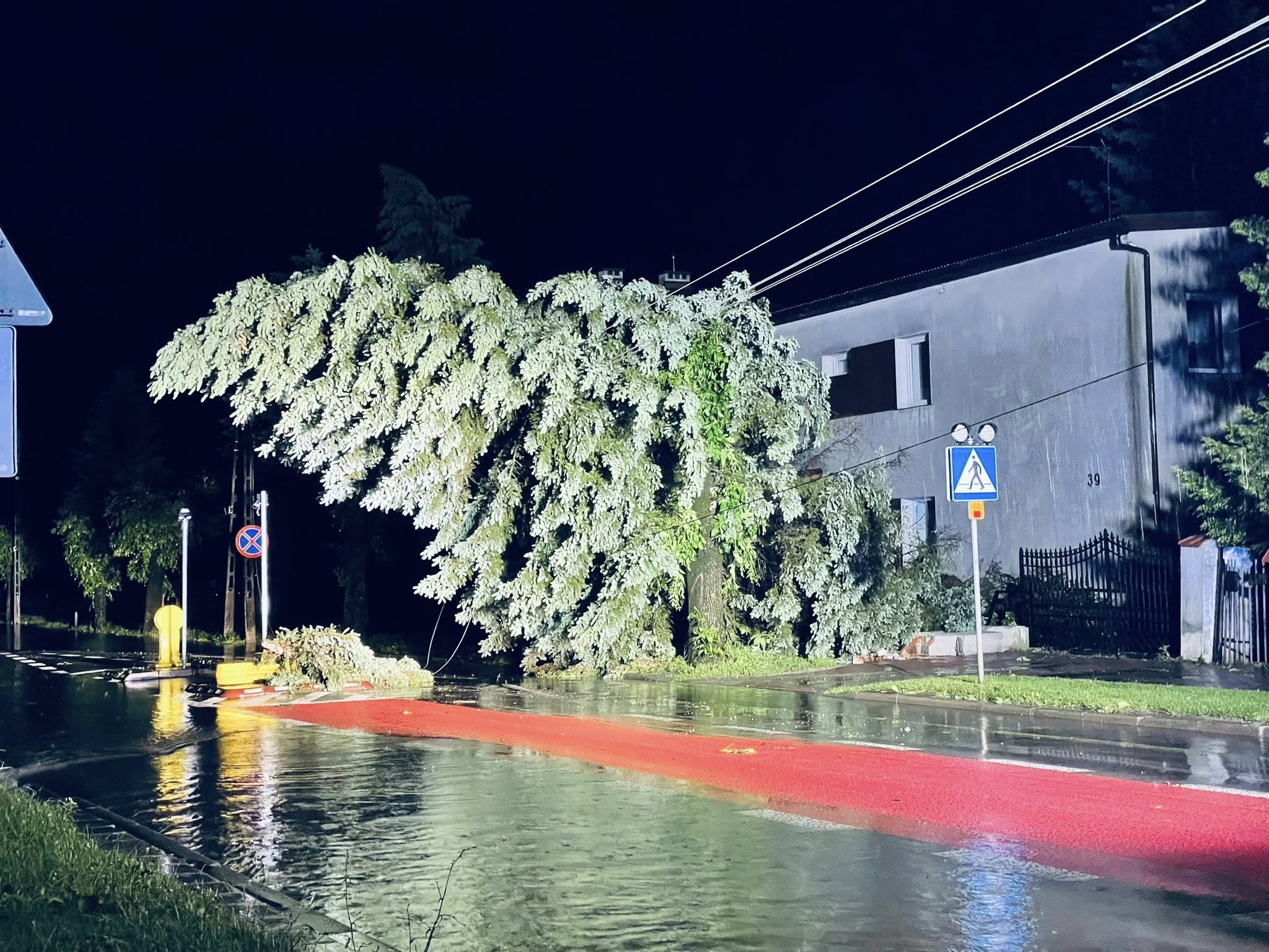 Strażacy usuwają skutki burz w całym kraju – ponad 1500 interwencji ...