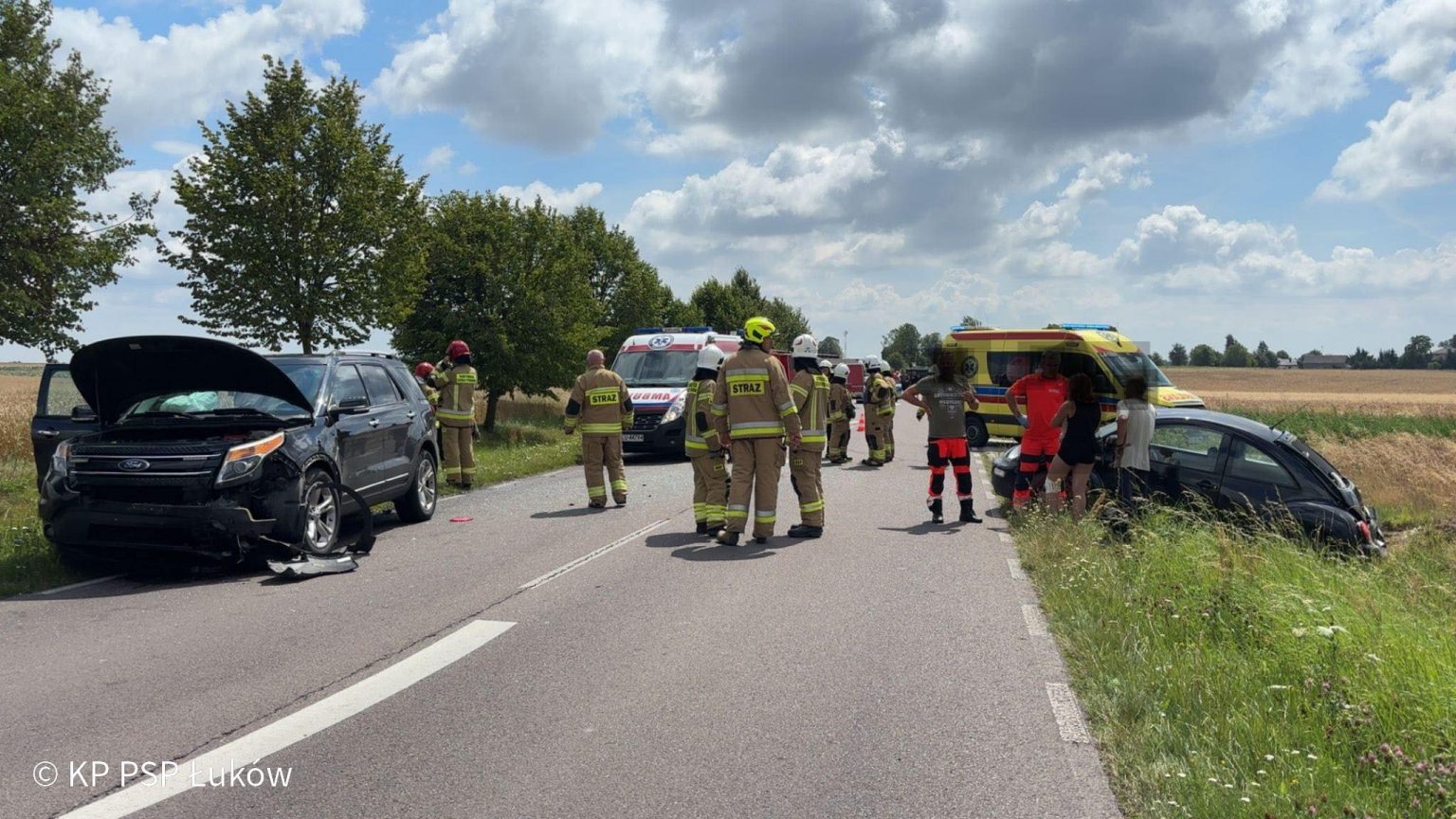Zderzenie forda z volkswagenem na drodze wojewódzkiej. Dwie osoby zostały ranne (foto ...