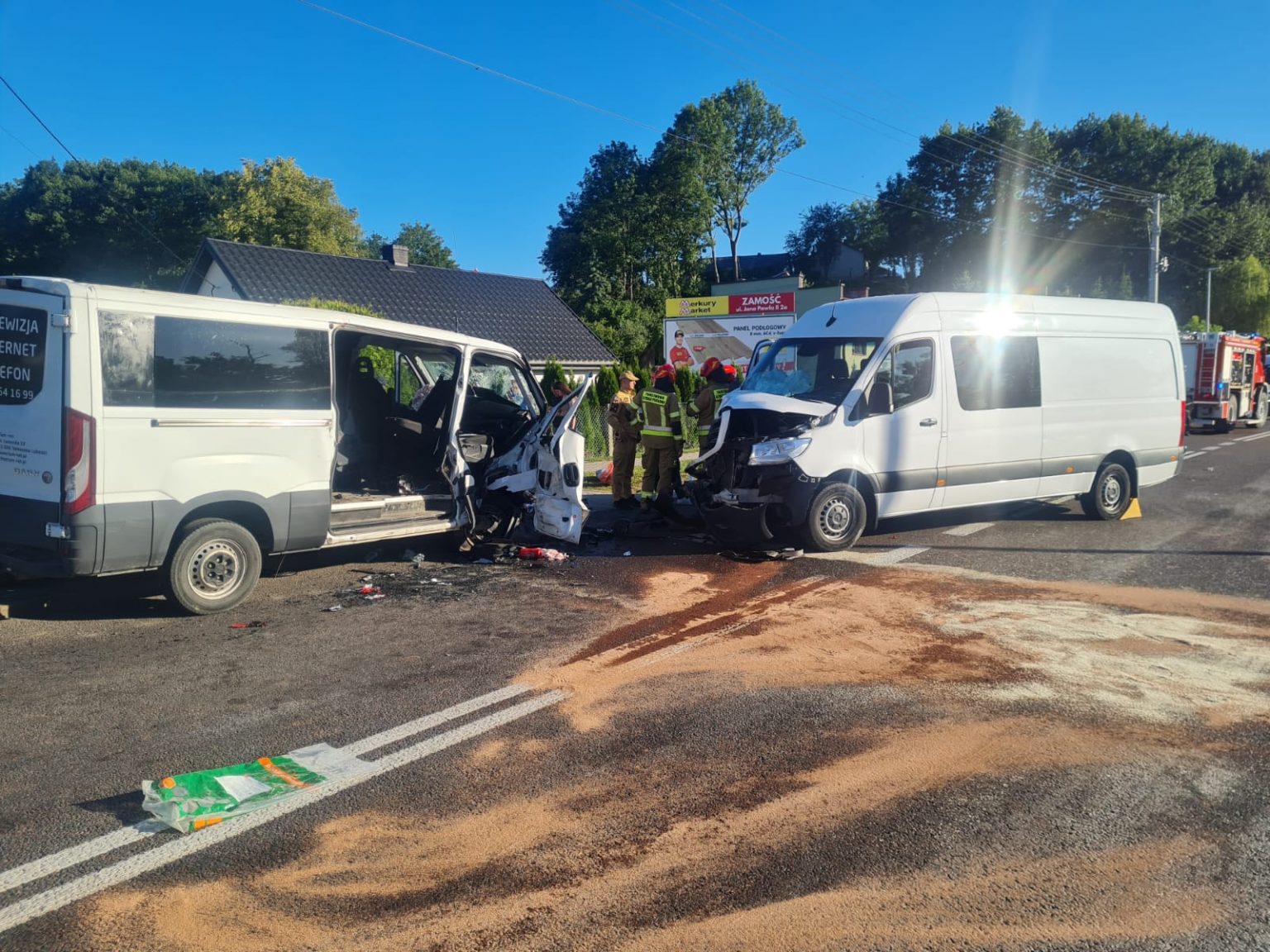 Zderzenie pasażerskiego busa z samochodem dostawczym. Jest wielu rannych, droga zablokowana ...