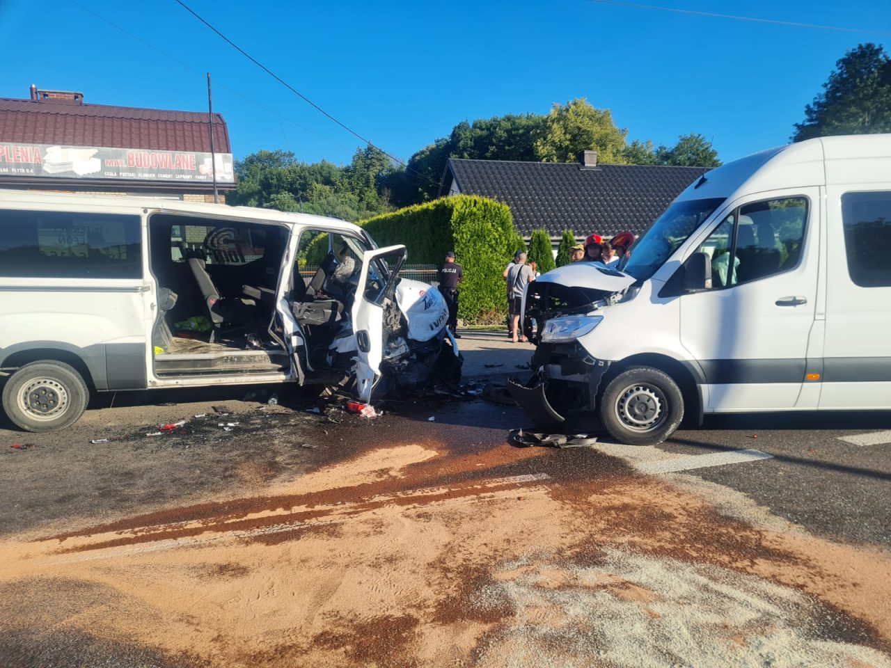 Zderzenie pasażerskiego busa z samochodem dostawczym. Jest wielu rannych, droga zablokowana ...